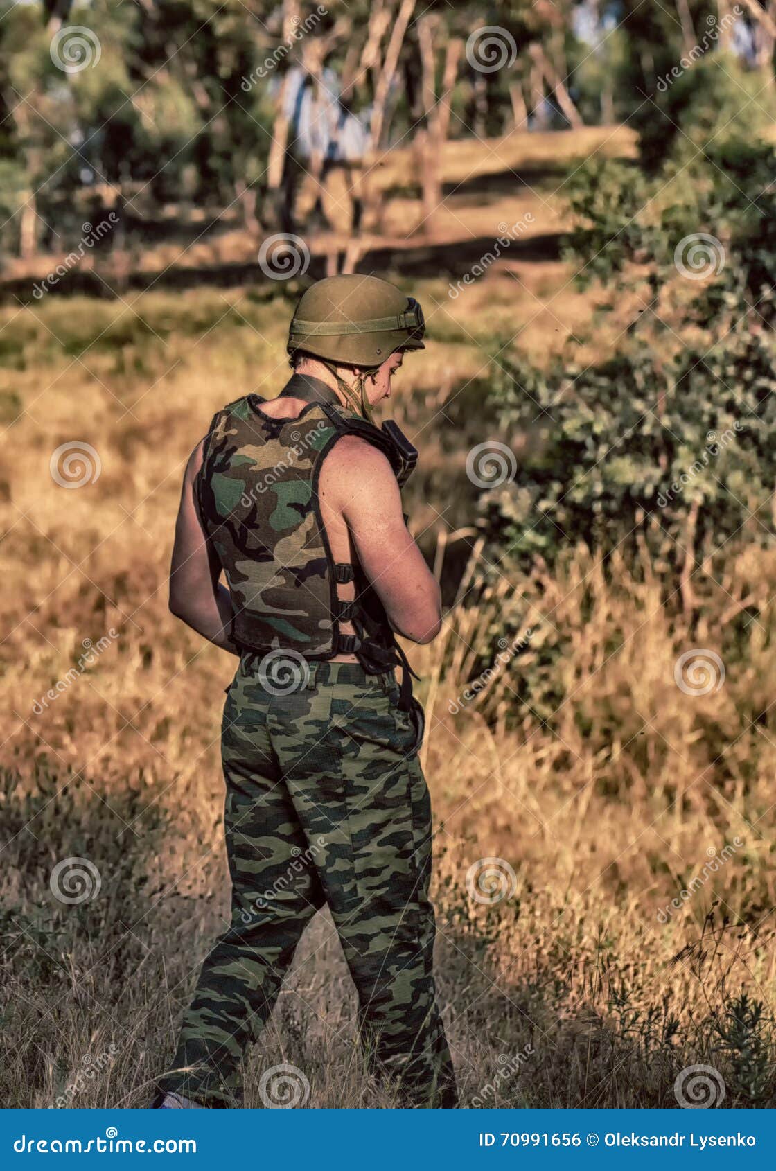 Soldado con el arma foto de archivo. Imagen de marina - 70991656