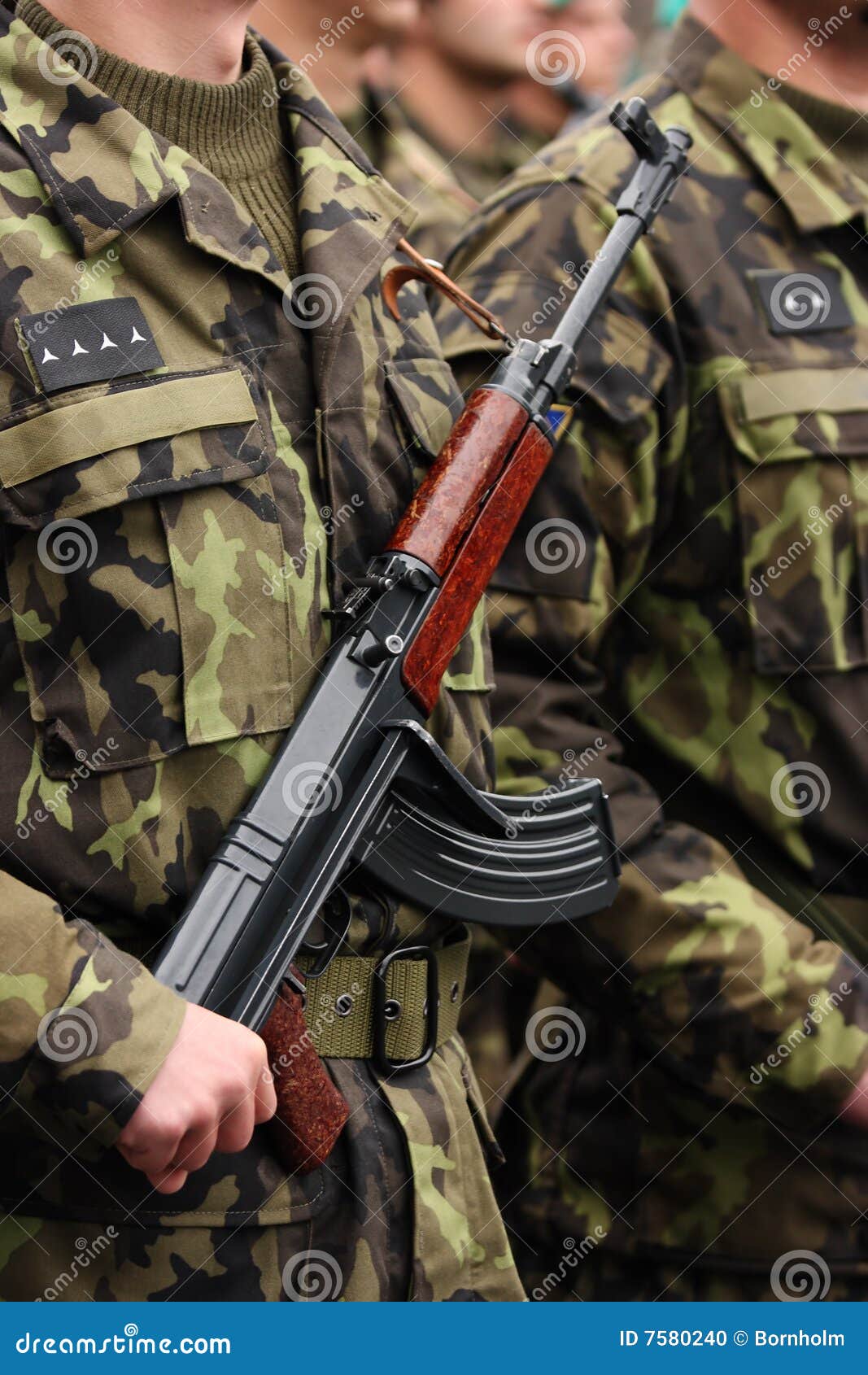 Soldado Con El Arma De Metralleta Foto de archivo - Imagen de tropas ...