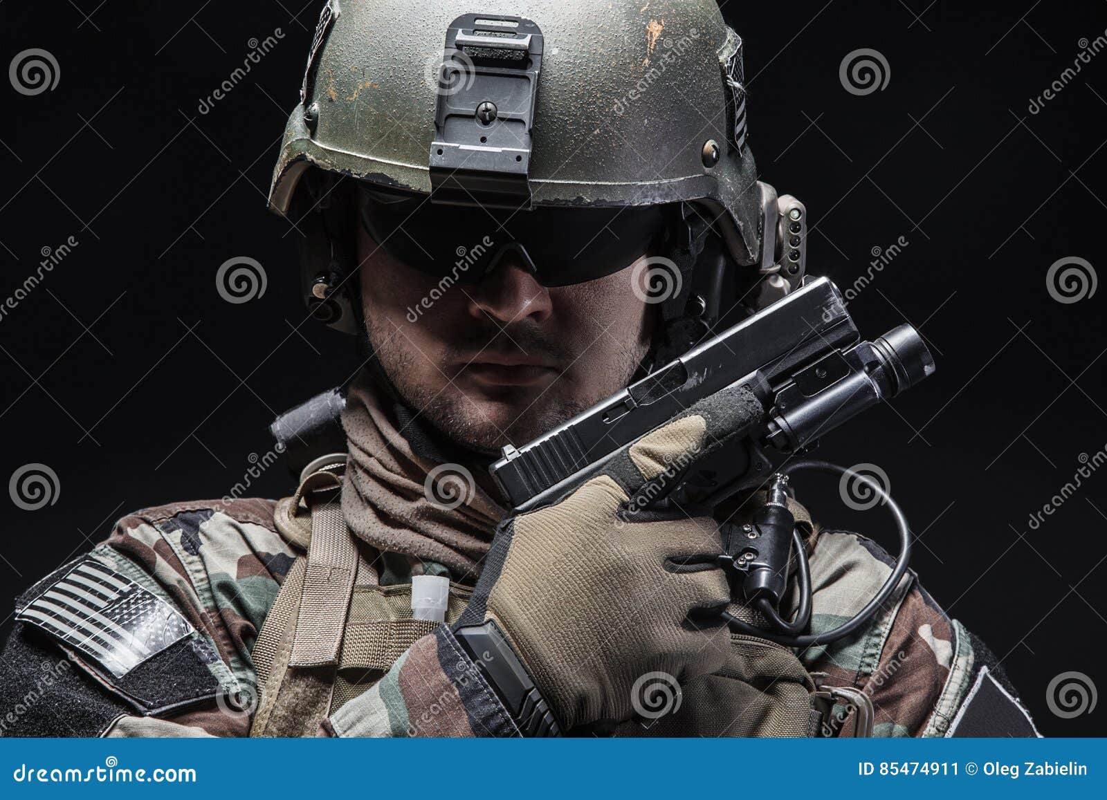 Soldado con la pistola imagen de archivo. Imagen de armado - 85474911