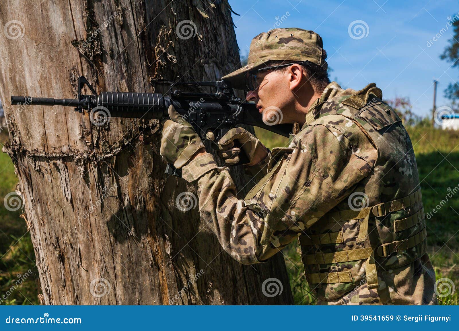 Soldado con un rifle imagen de archivo. Imagen de conflicto - 39541659
