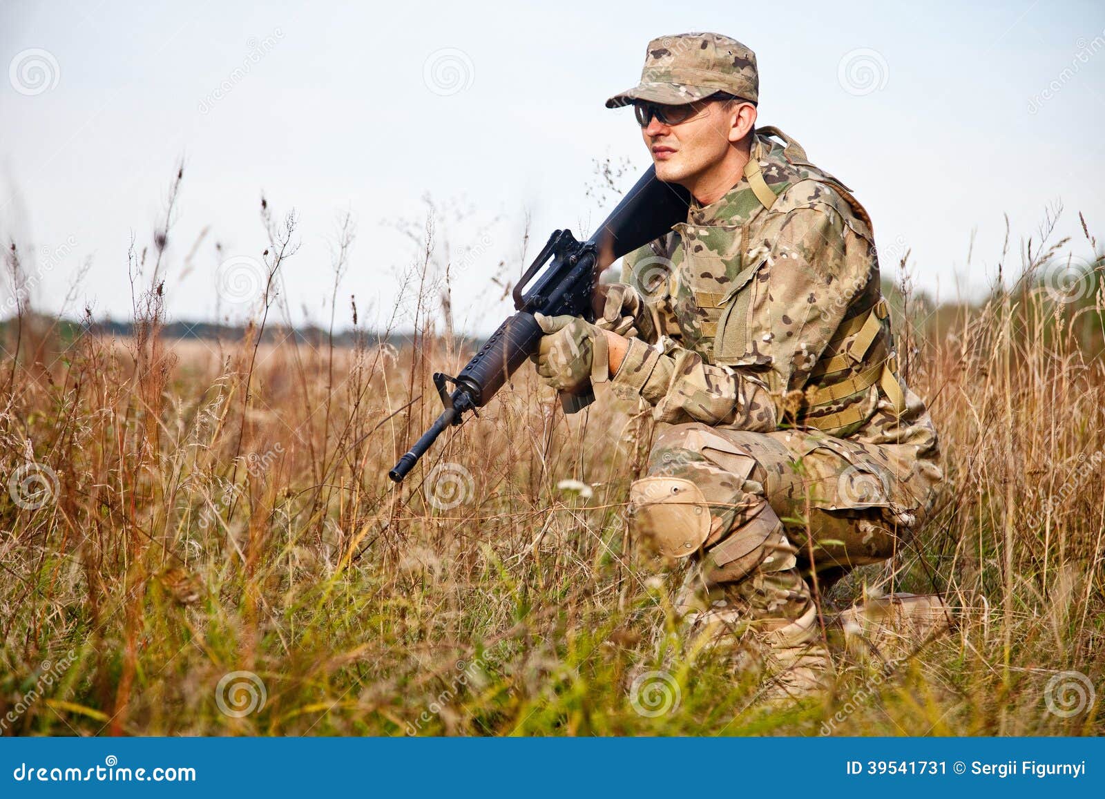 Soldado con un rifle imagen de archivo. Imagen de militar - 39541731
