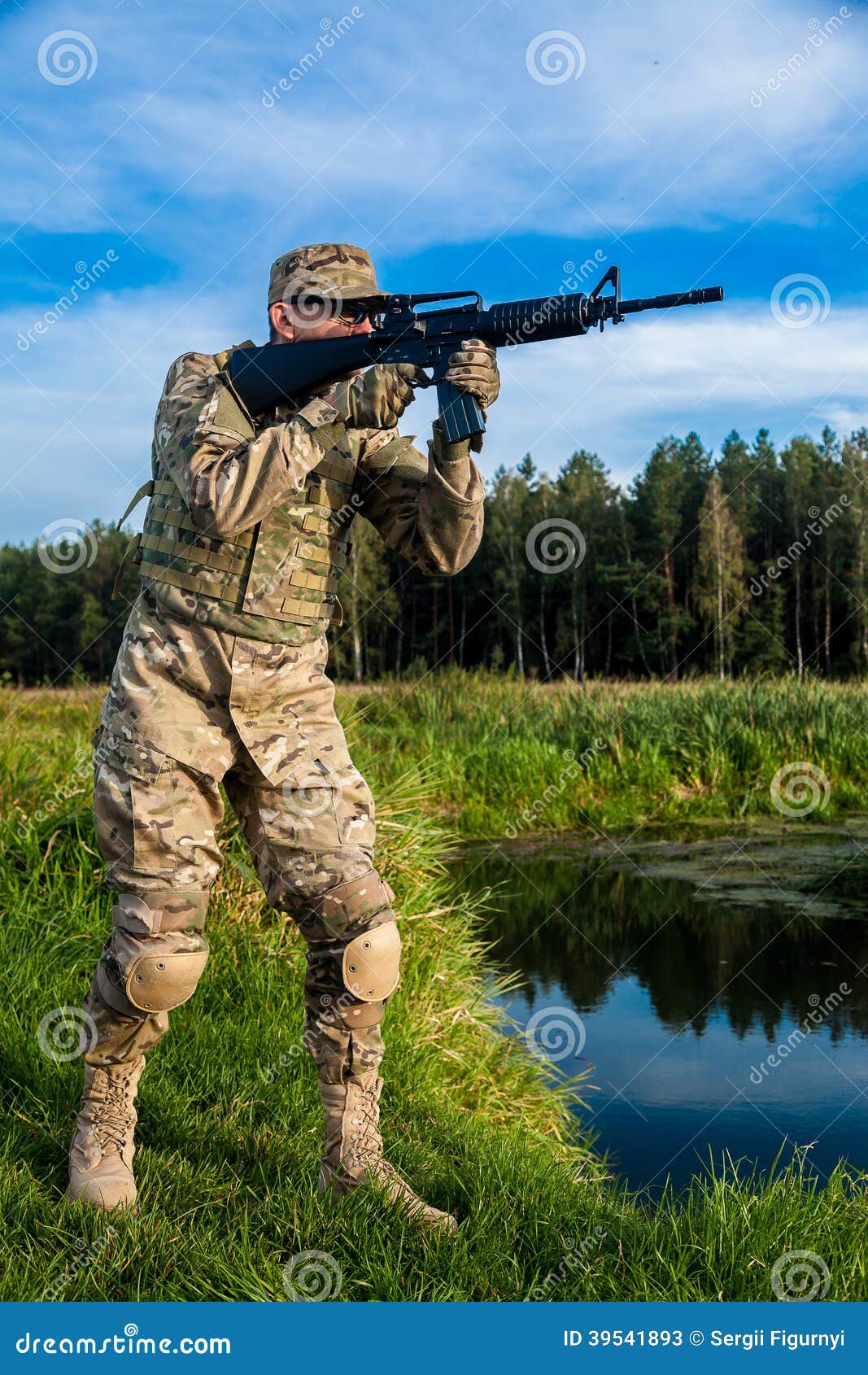 Soldado con un rifle imagen de archivo. Imagen de armadura - 39541893