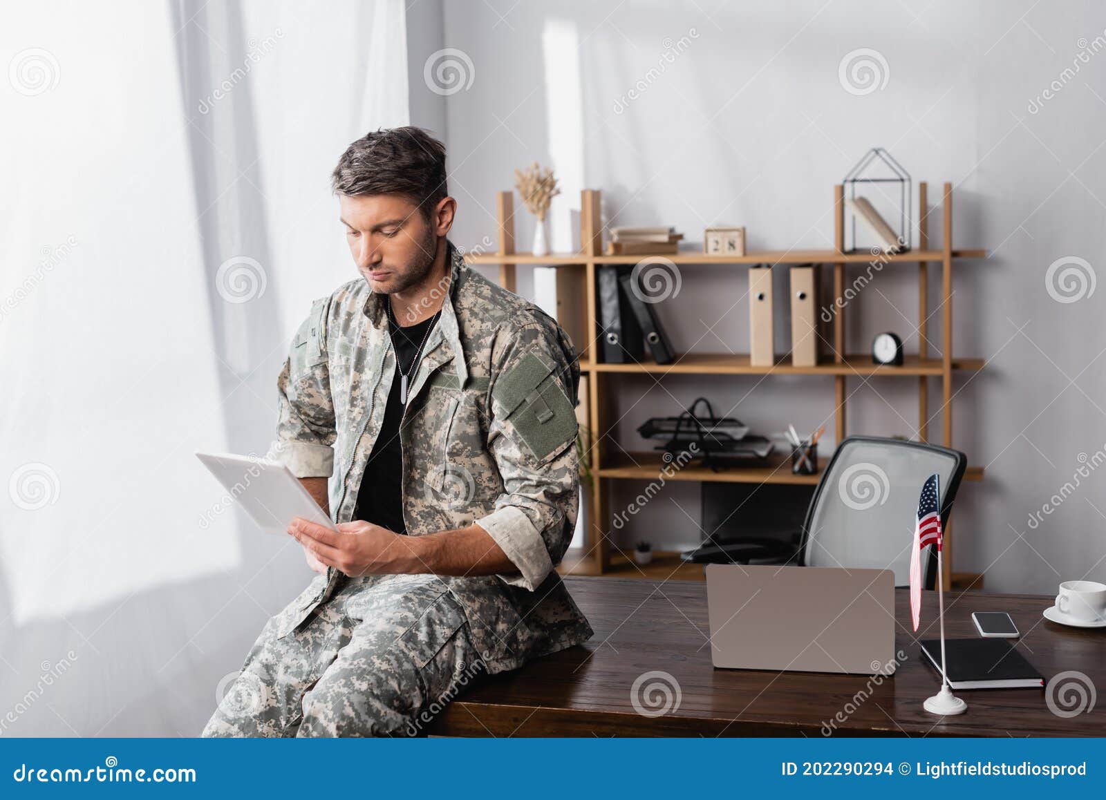 Soldado Con Uniforme Militar Usando Digital Foto de archivo - Imagen de ...