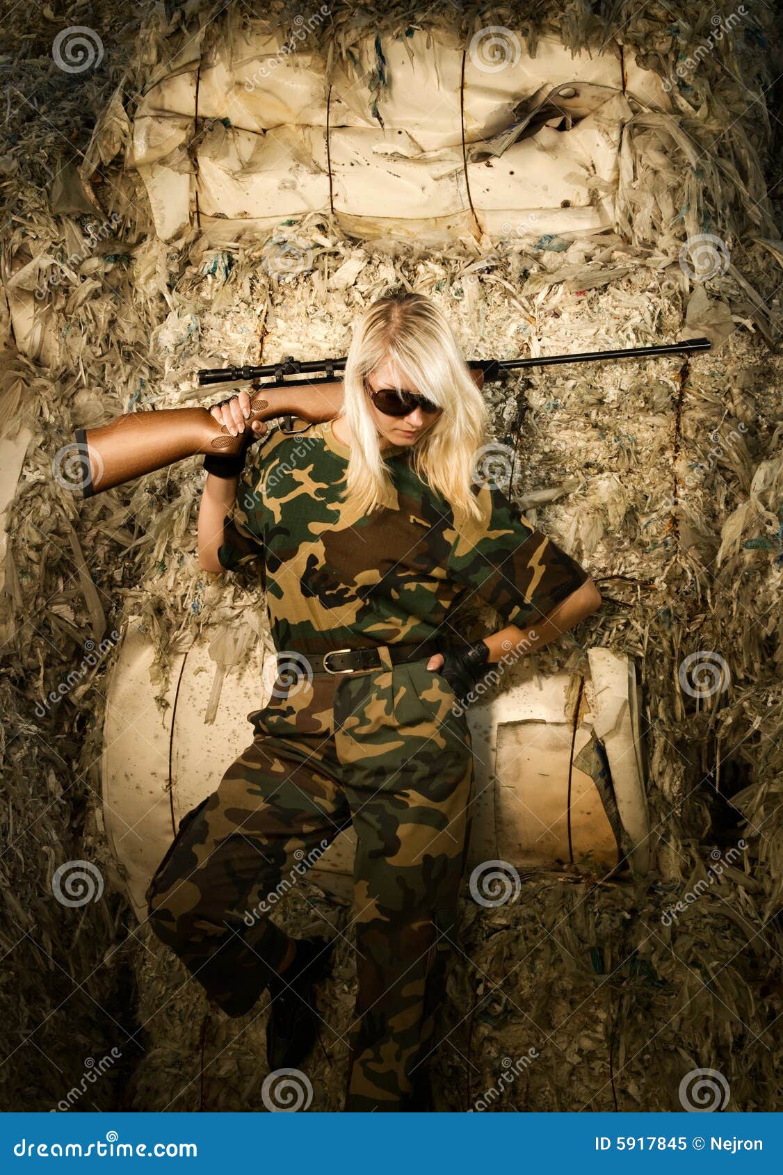 Soldado de la mujer imagen de archivo. Imagen de armado - 5917845