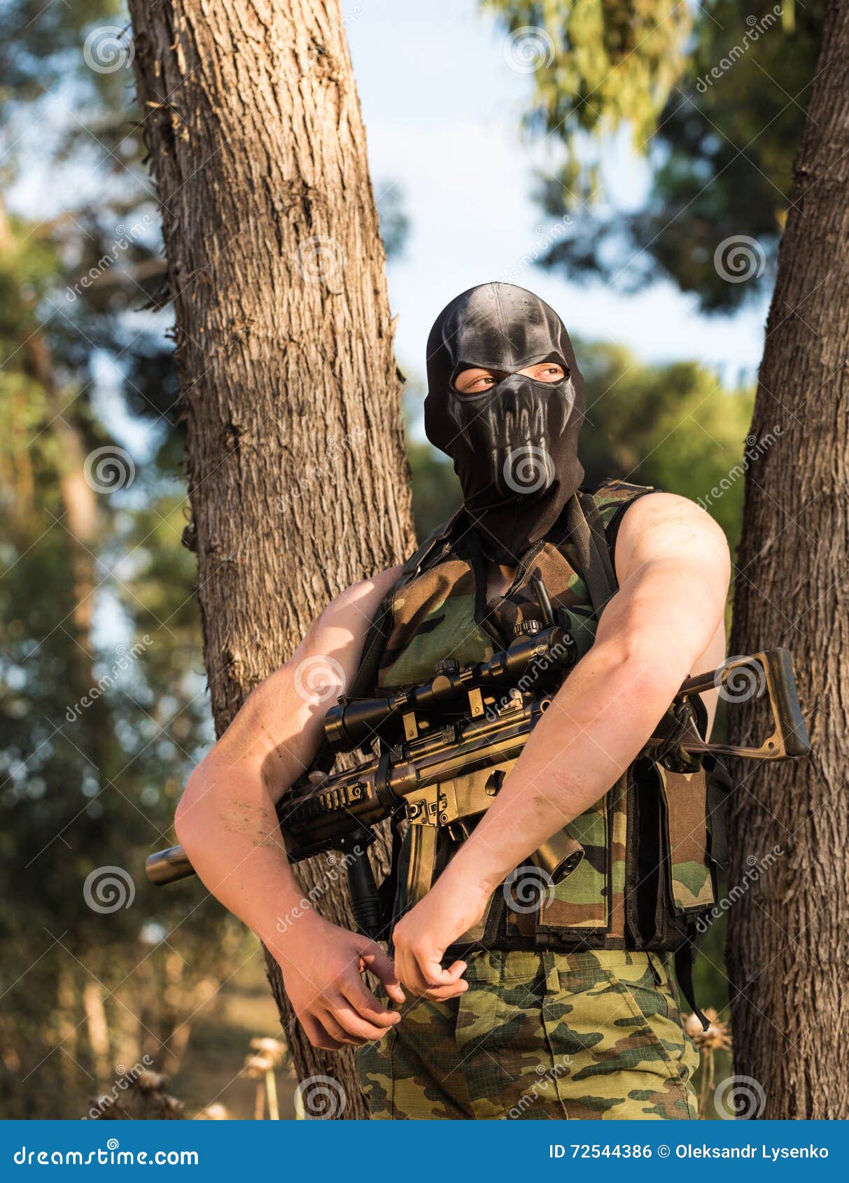 Soldado En El Uniforme Con El Arma Foto de archivo - Imagen de rifle ...