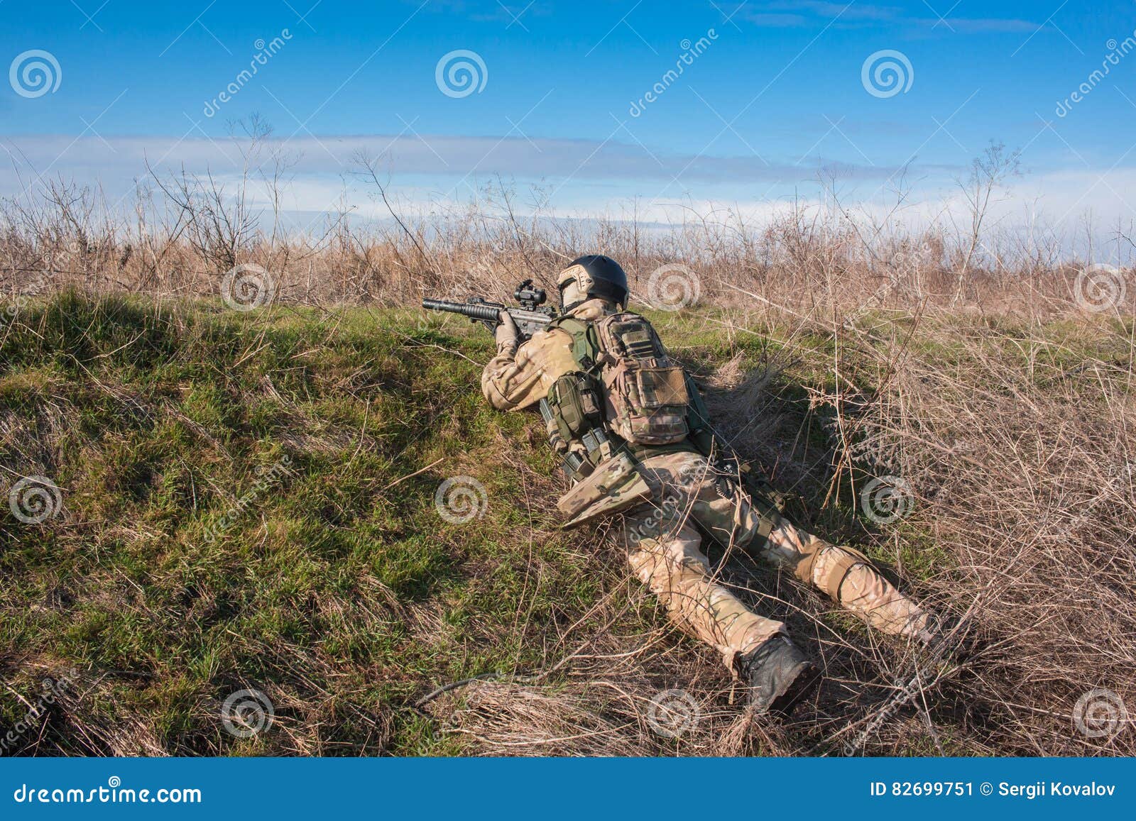 Soldado En Emboscada Con El Rifle Imagen de archivo - Imagen de casco ...
