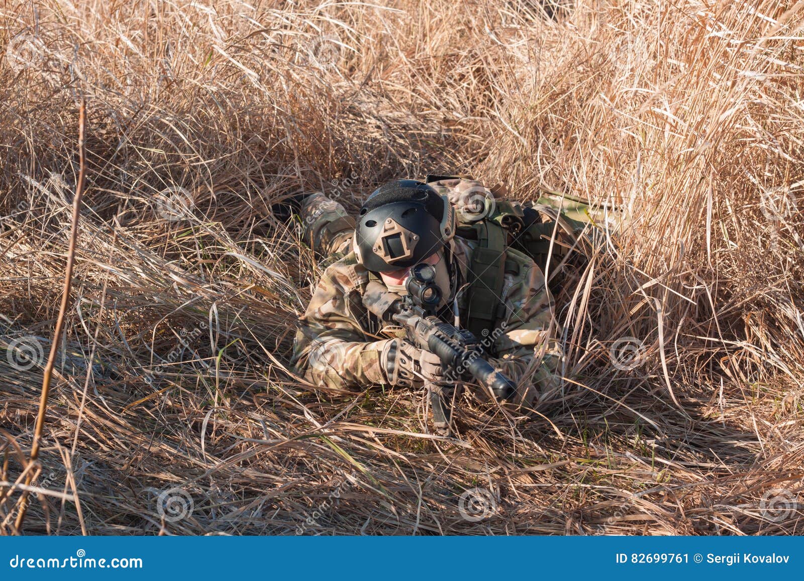 Soldado En La Emboscada Que Apunta Con El Rifle Imagen de archivo ...