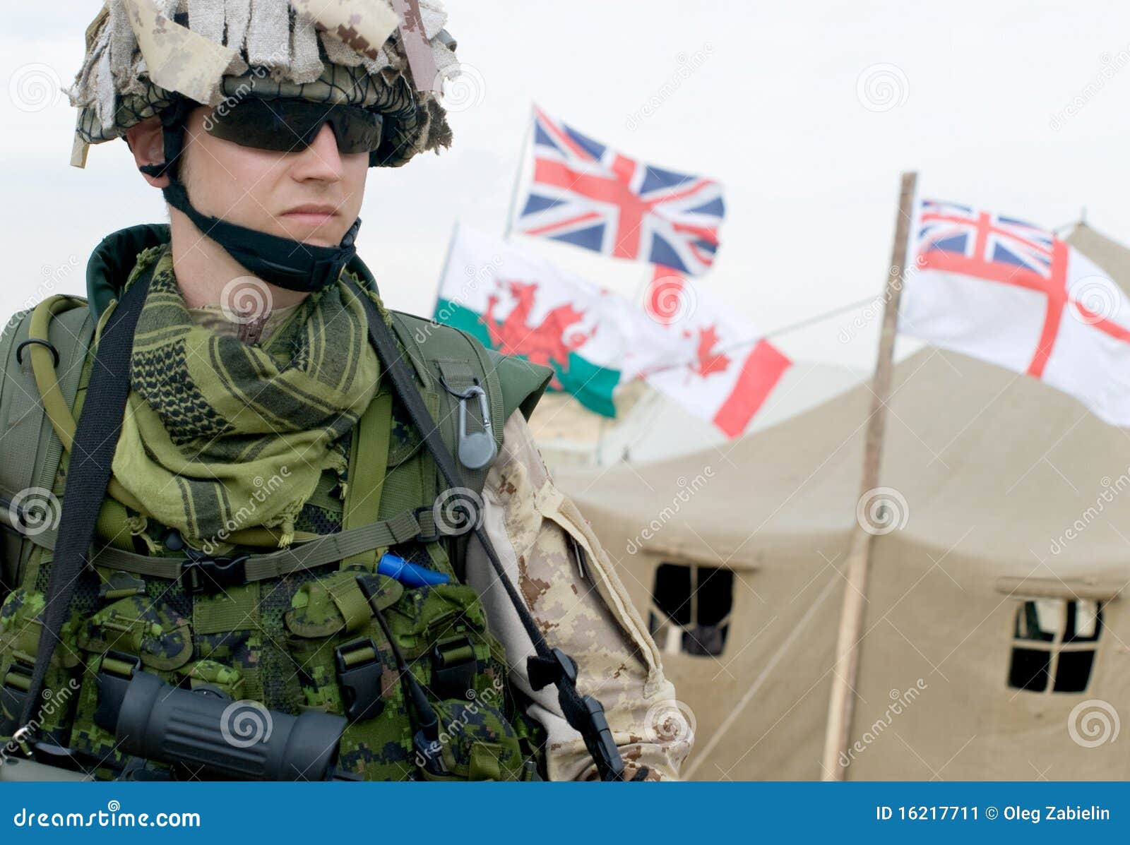 Soldado En Uniforme Del Desierto Imagen de archivo - Imagen de guerra ...
