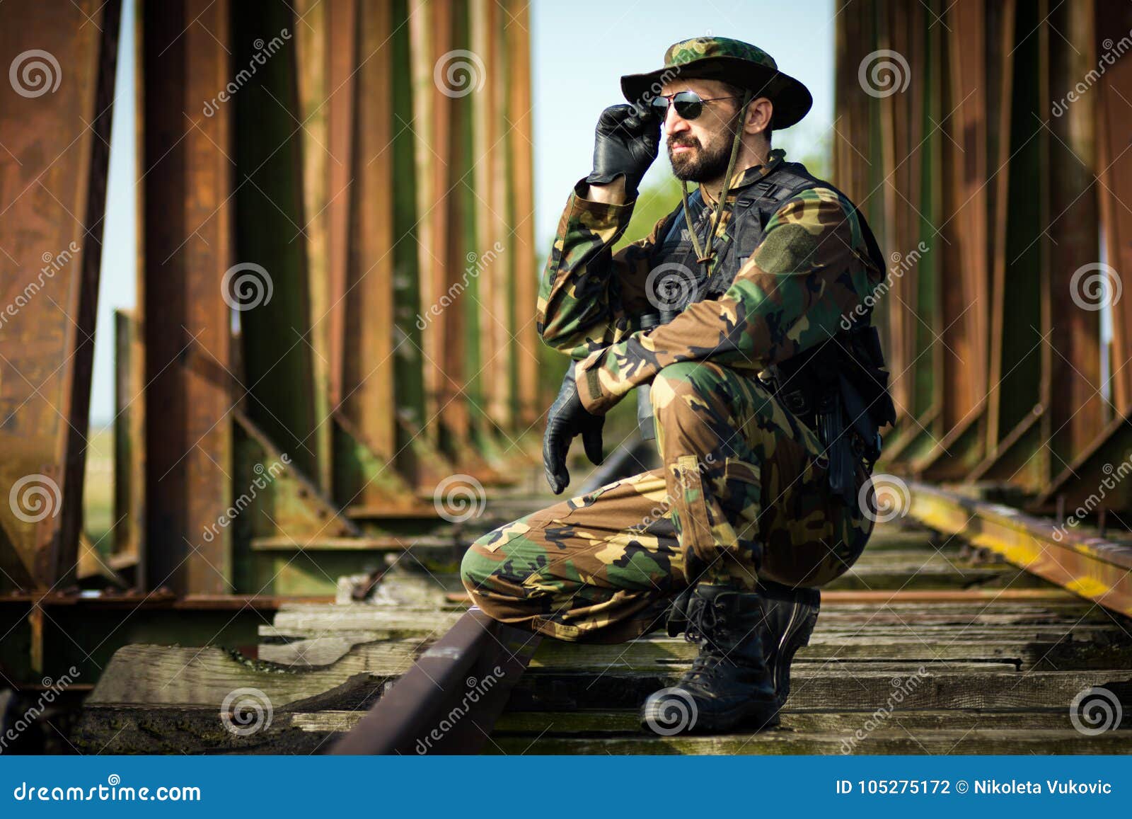 Soldado En Uniforme Militar Foto de archivo - Imagen de sombrero ...