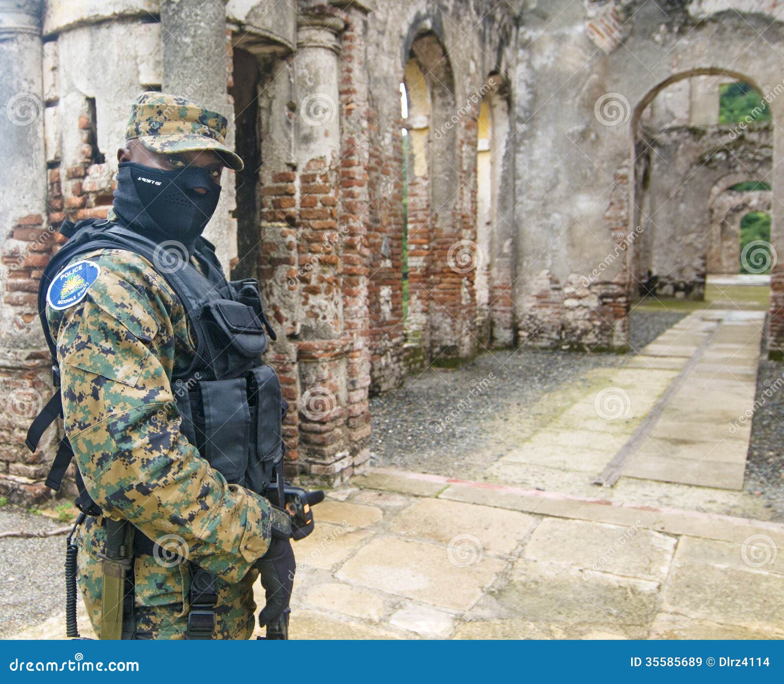 Soldado Enmascarado Haitiano Completamente Armado Imagen de archivo ...