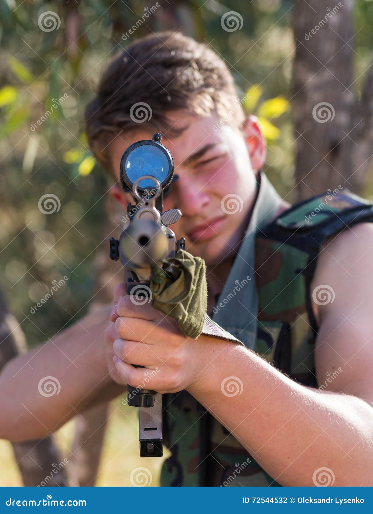 Soldado No Uniforme Com Arma Foto de Stock - Imagem de soldado ...