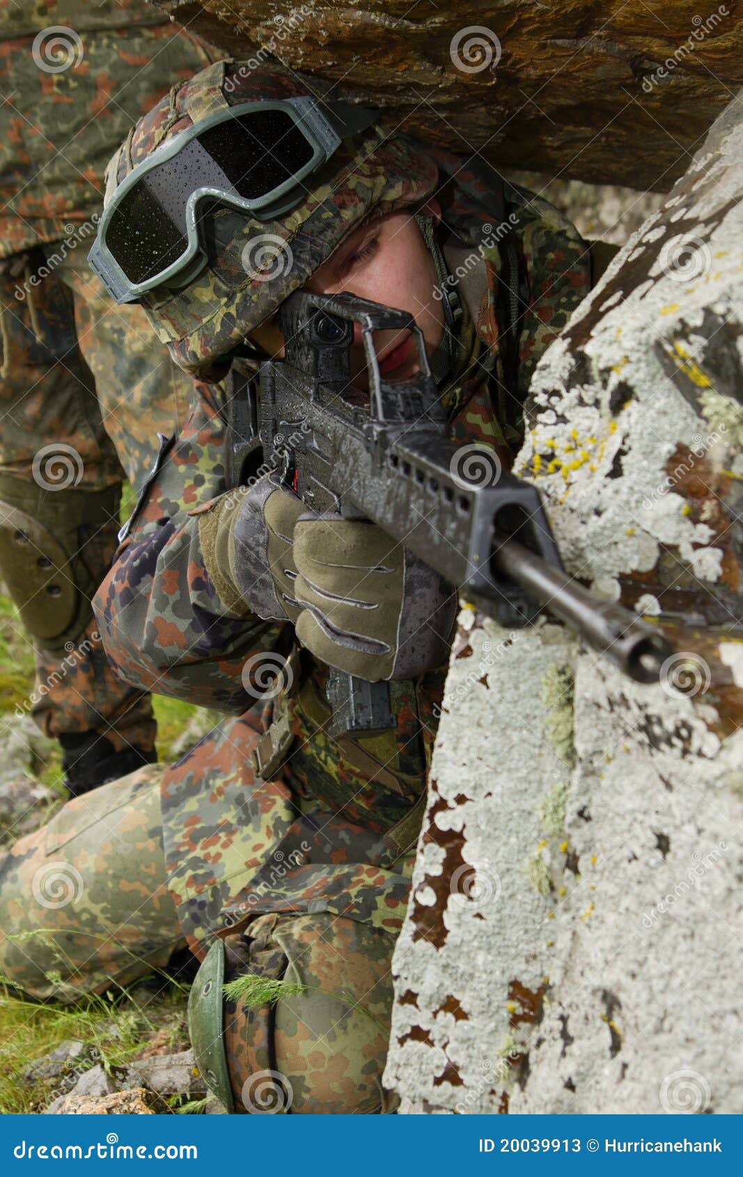 Soldado Que Apunta Con El Rifle Automático Imagen de archivo - Imagen ...