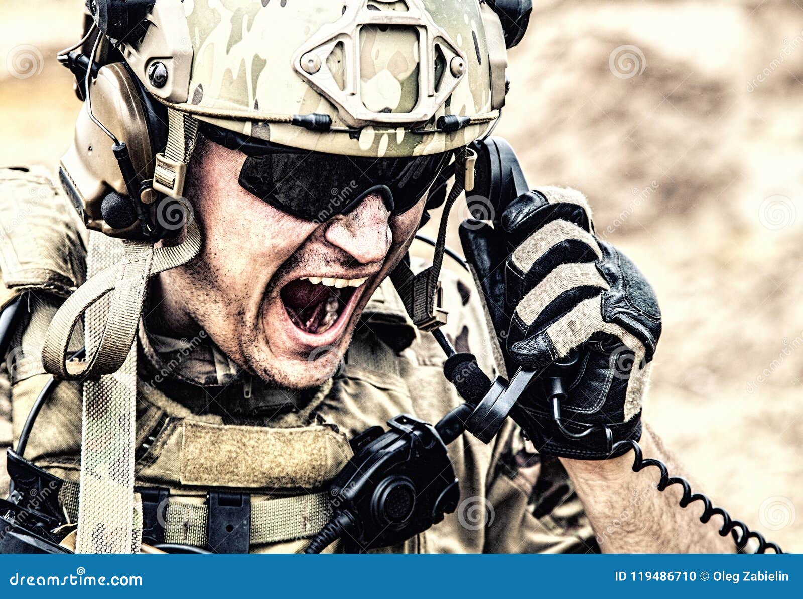 Soldado Que Comunica-se Com O Comando Durante a Batalha Foto de Stock ...