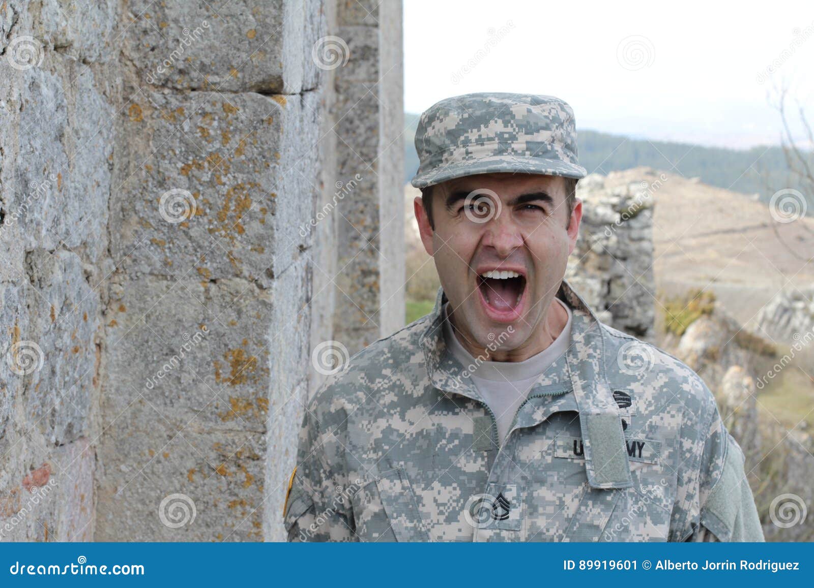 Soldado Que Grita En El Campo De Batalla Imagen de archivo - Imagen de ...