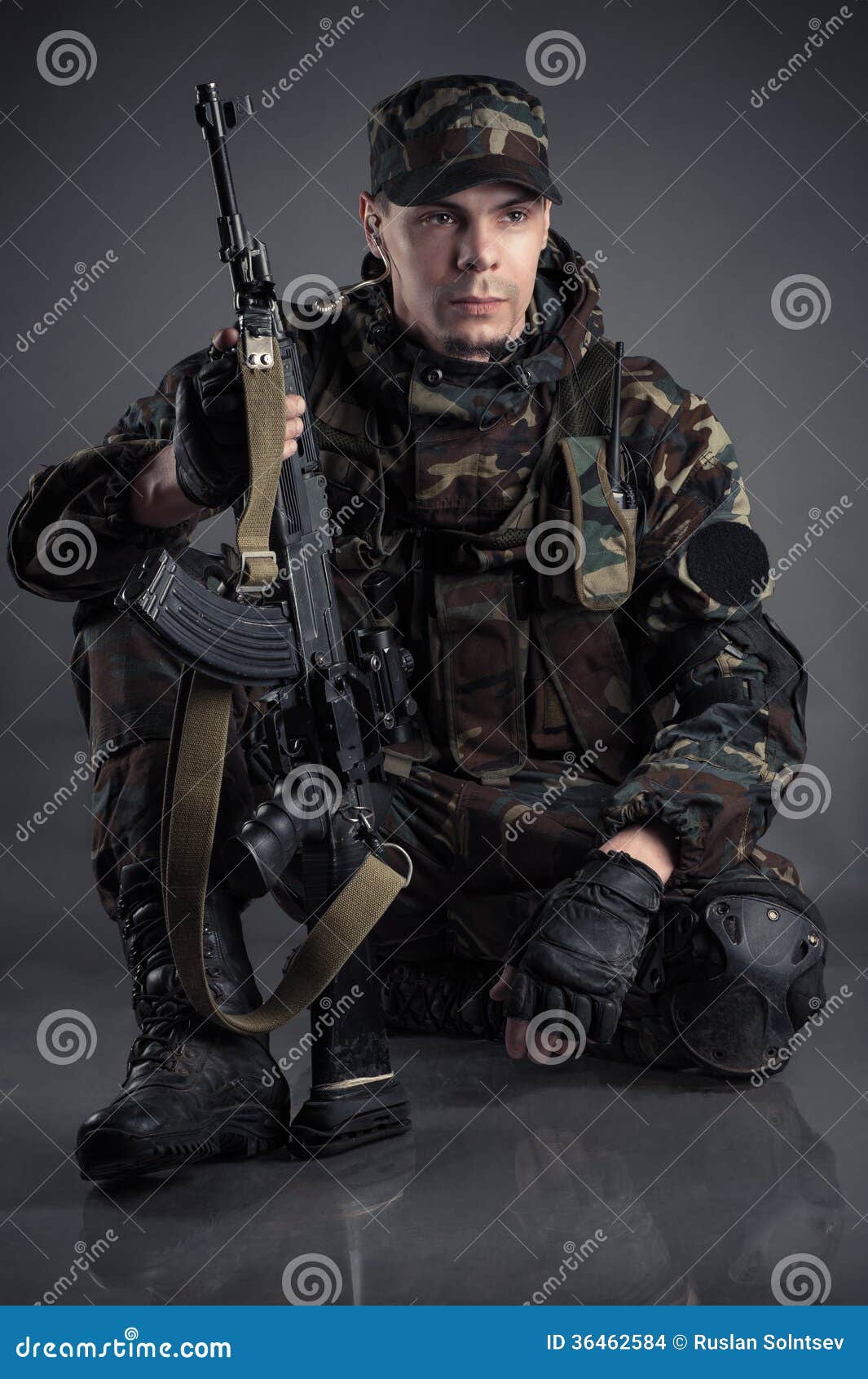 Soldado Que Se Sienta En El Piso Foto de archivo - Imagen de arte ...