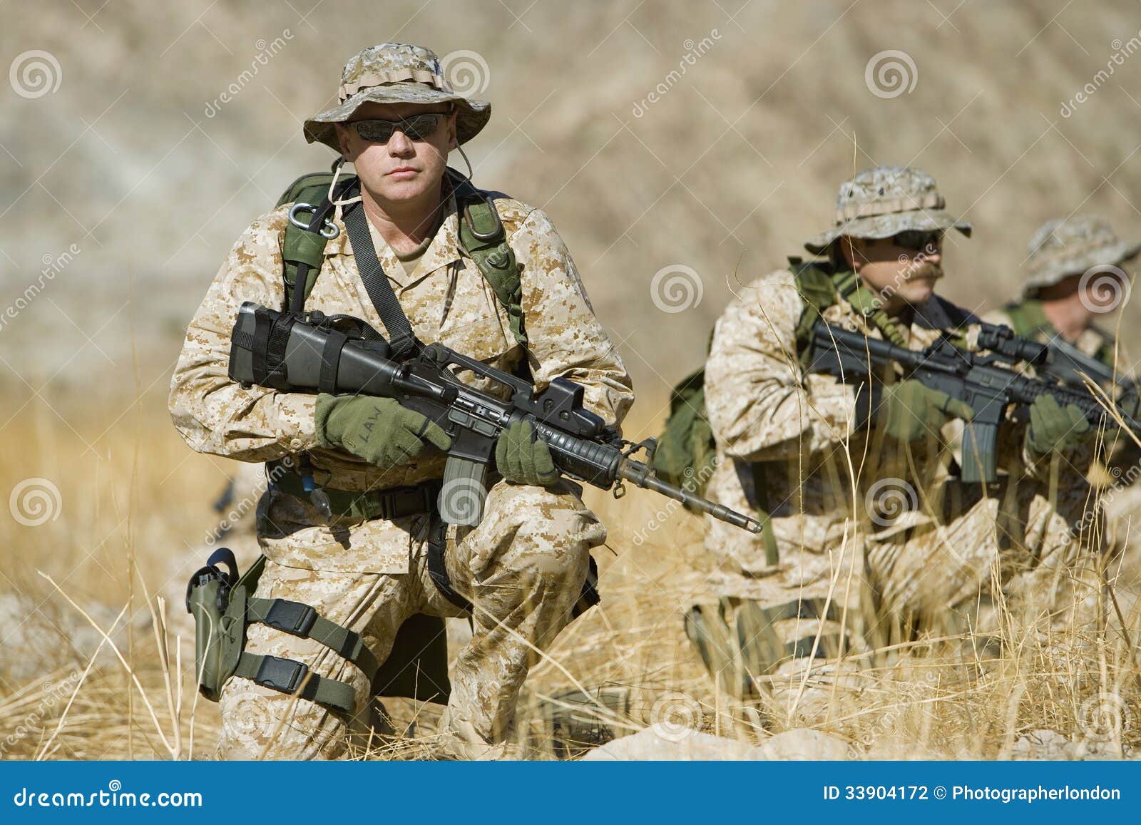 Soldado with Rifle while Team Patrolling during War Foto de archivo ...