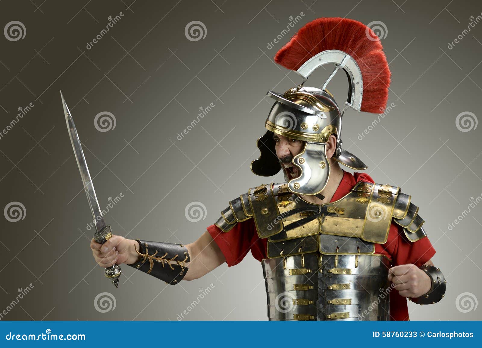 Soldado romano com espada imagem de stock. Imagem de romano - 58760233