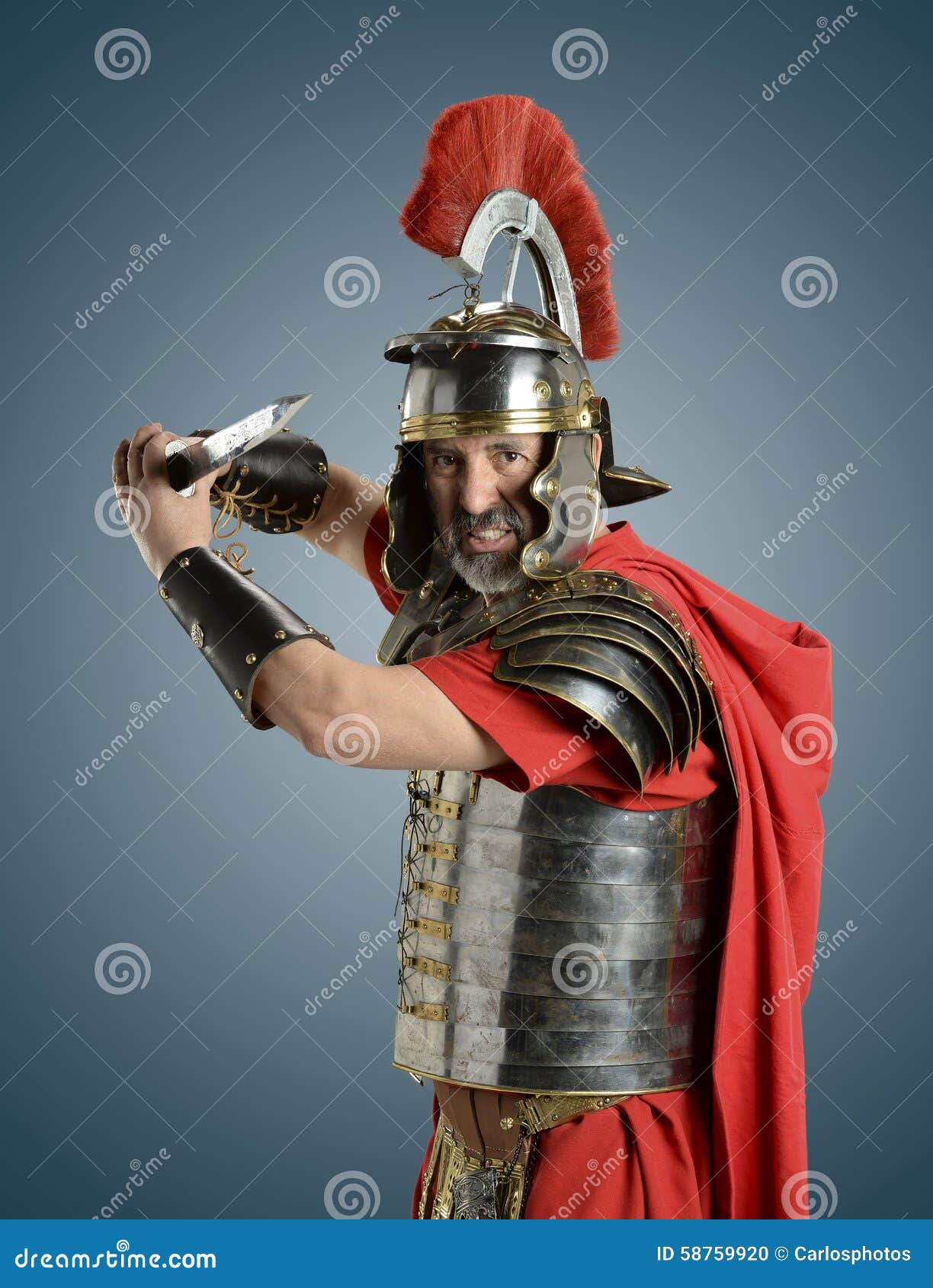 Soldado Romano Con La Espada Foto de archivo - Imagen de espada, rojo ...