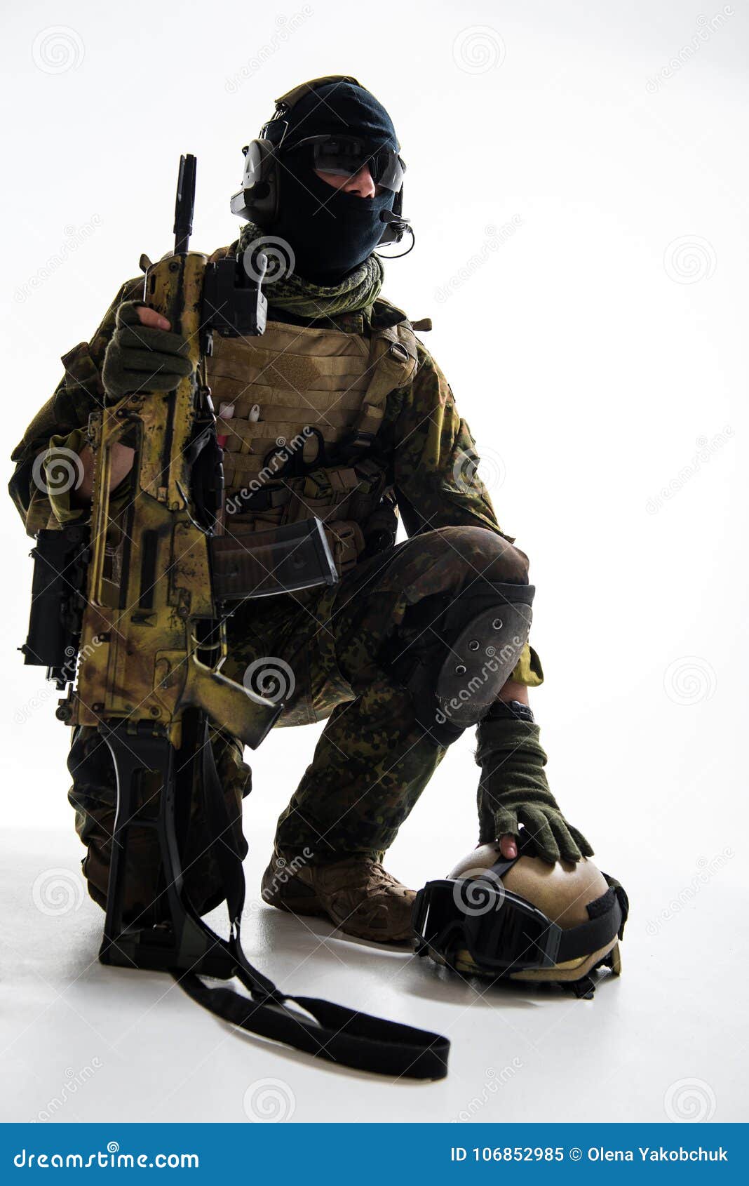 Soldado Sereno Que Guarda El Arma Moderna Imagen de archivo - Imagen de ...