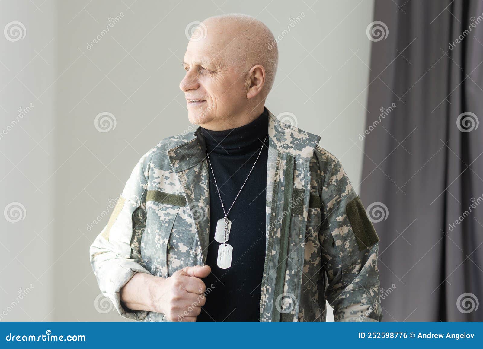 Soldado Veterano Con Uniforme Militar Foto de archivo - Imagen de ...