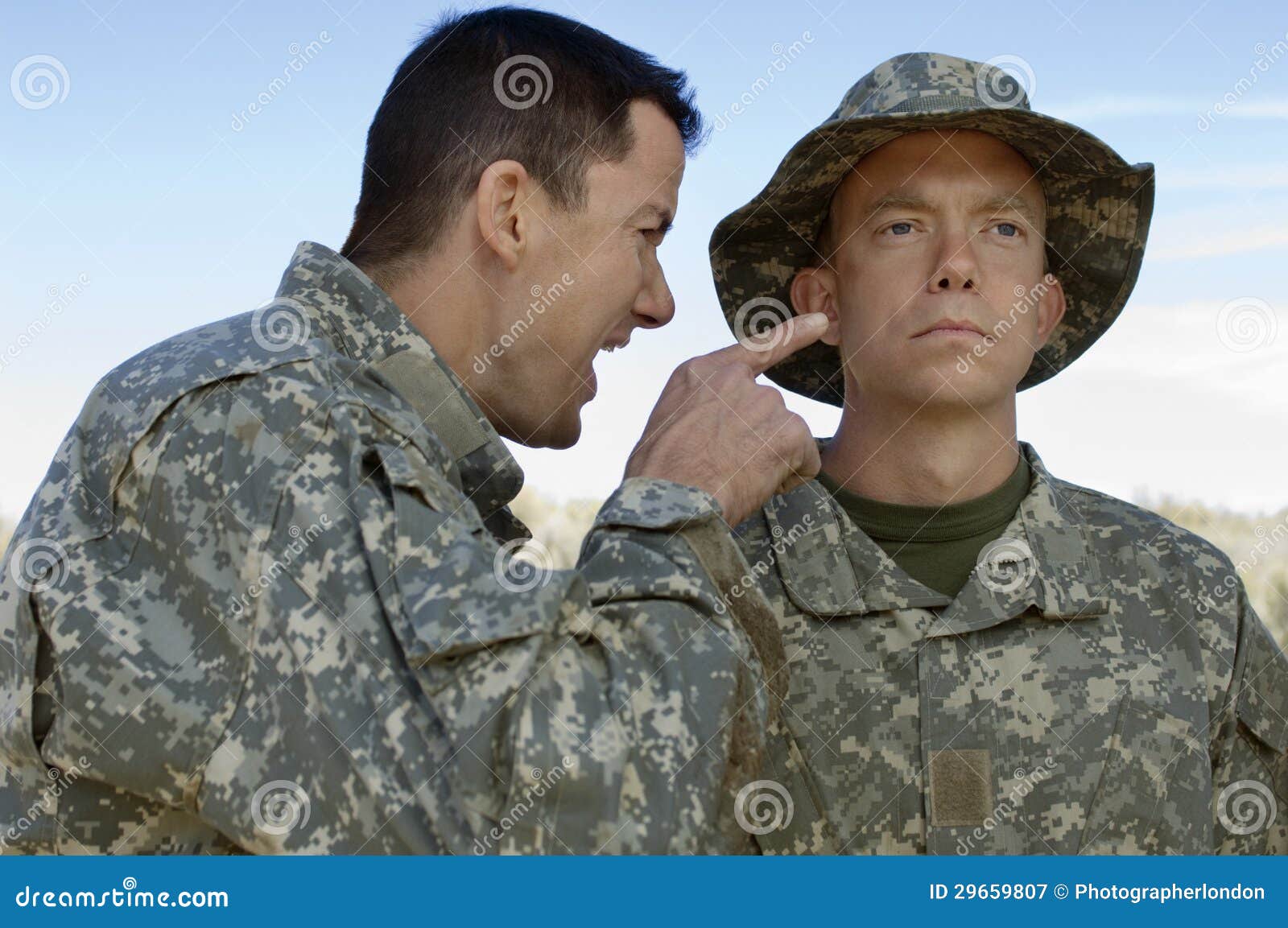 Soldado Yelling at Colleague Imagen de archivo - Imagen de personas ...
