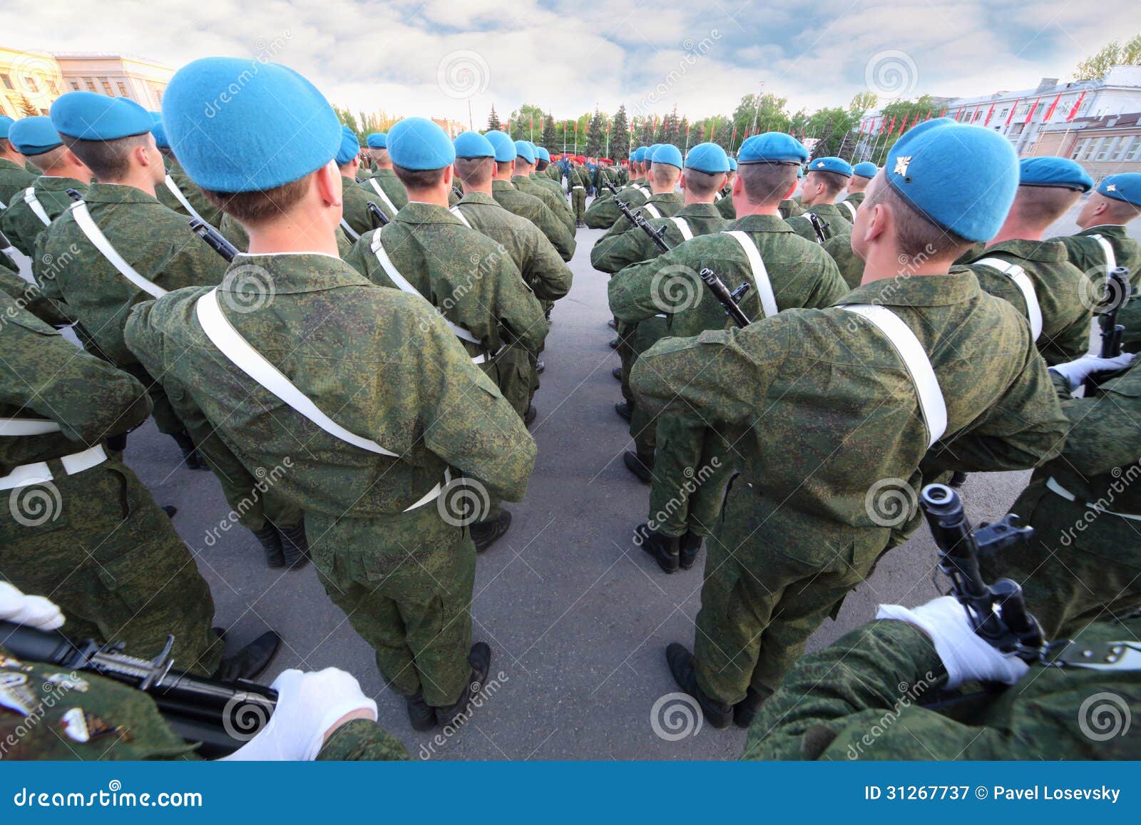 Soldados Con Marchar De Los Armas Fotografía editorial - Imagen de azul ...