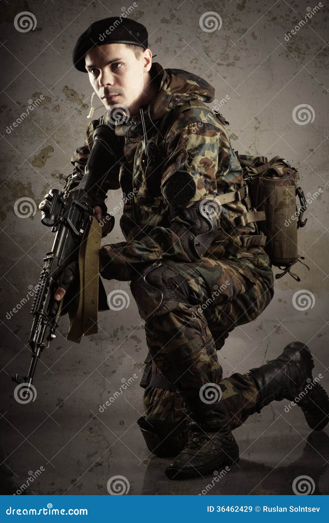 Soldados en uniforme imagen de archivo. Imagen de confidente - 36462429