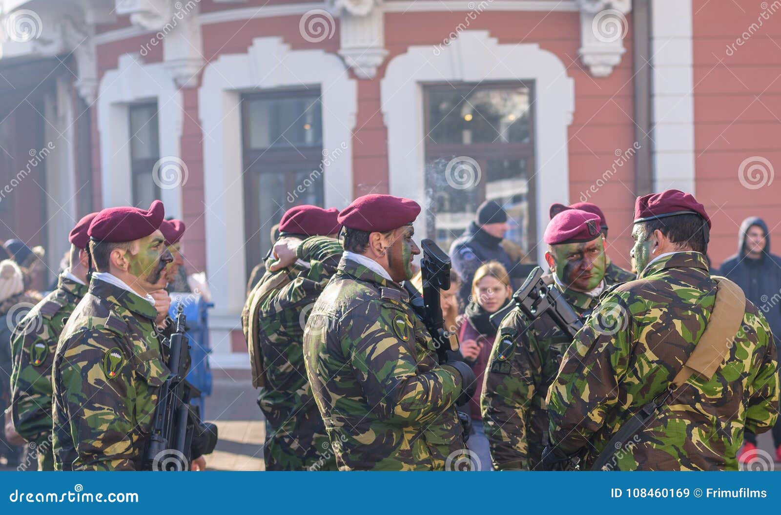 Soldados No Uniforme Verde Militar Que Marcham E Que Comemoram Imagem ...