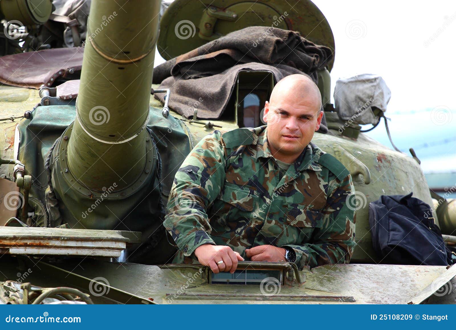Soldat image stock. Image du industrie, homme, blindé - 25108209