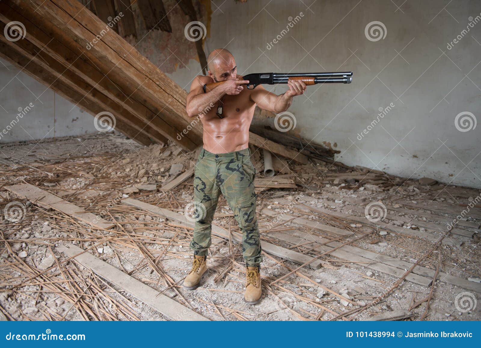 Soldat Aims Machine Gun stockfoto. Bild von kaukasisch - 101438994