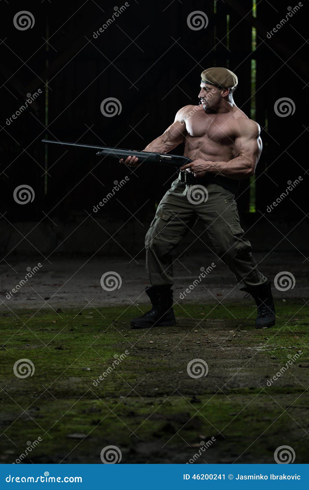 Soldat Aims Machine Gun stockbild. Bild von überzeugt - 46200241