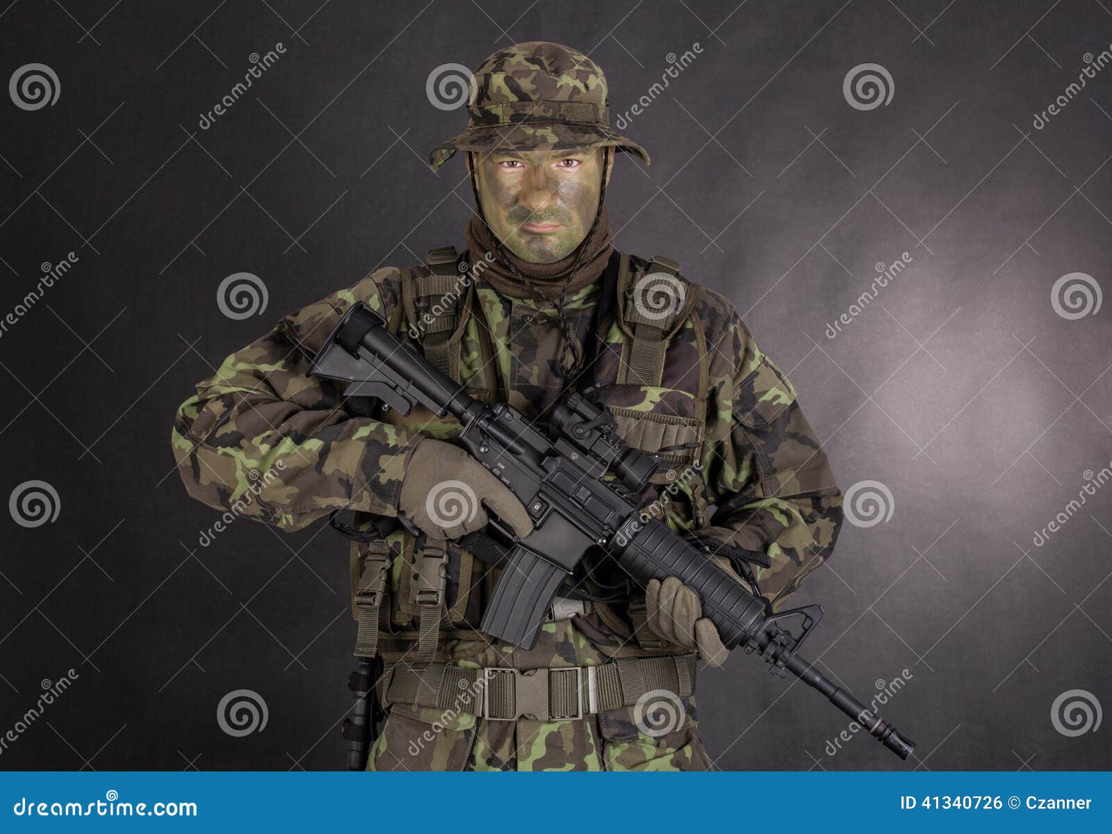 Soldat in Der Tarnung Und in Der Modernen Waffe M4 Stockfoto - Bild von ...