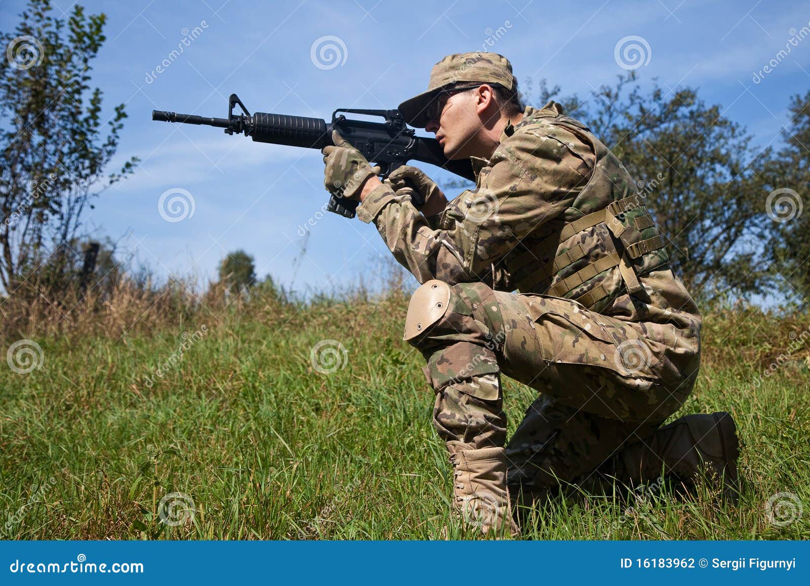 Soldat mit einem Gewehr stockfoto. Bild von nave, zielen - 16183962