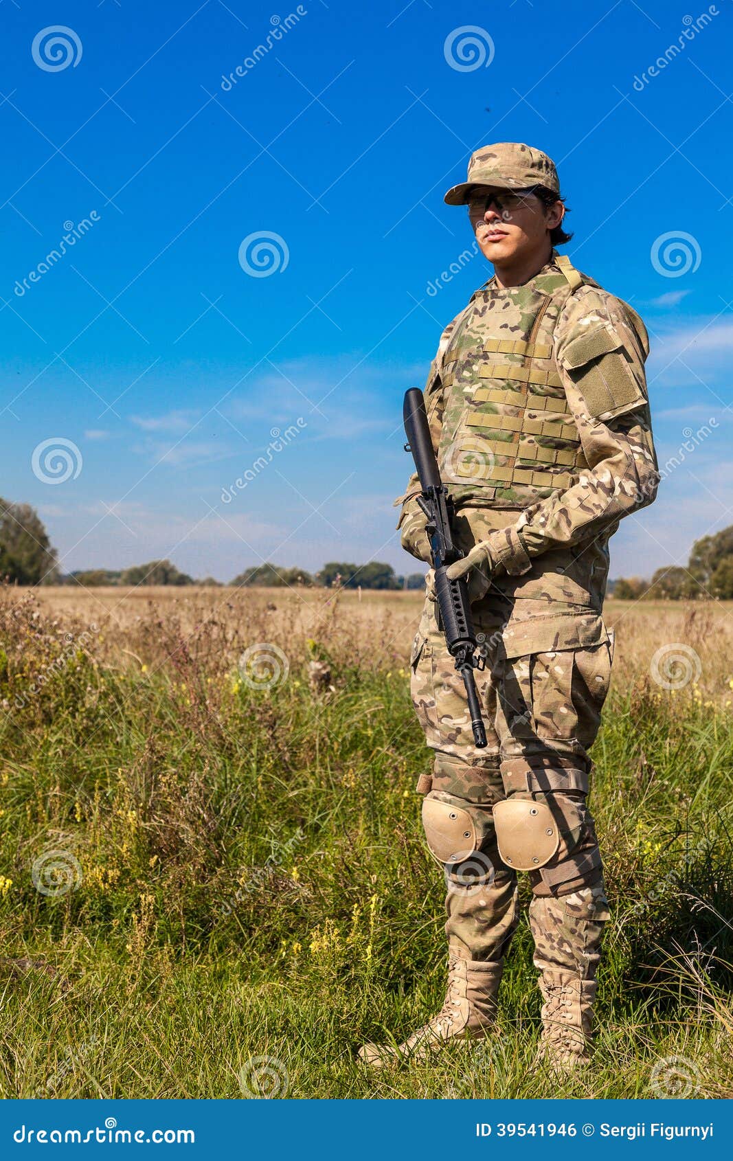 Soldat mit einem Gewehr stockfoto. Bild von leistung - 39541946