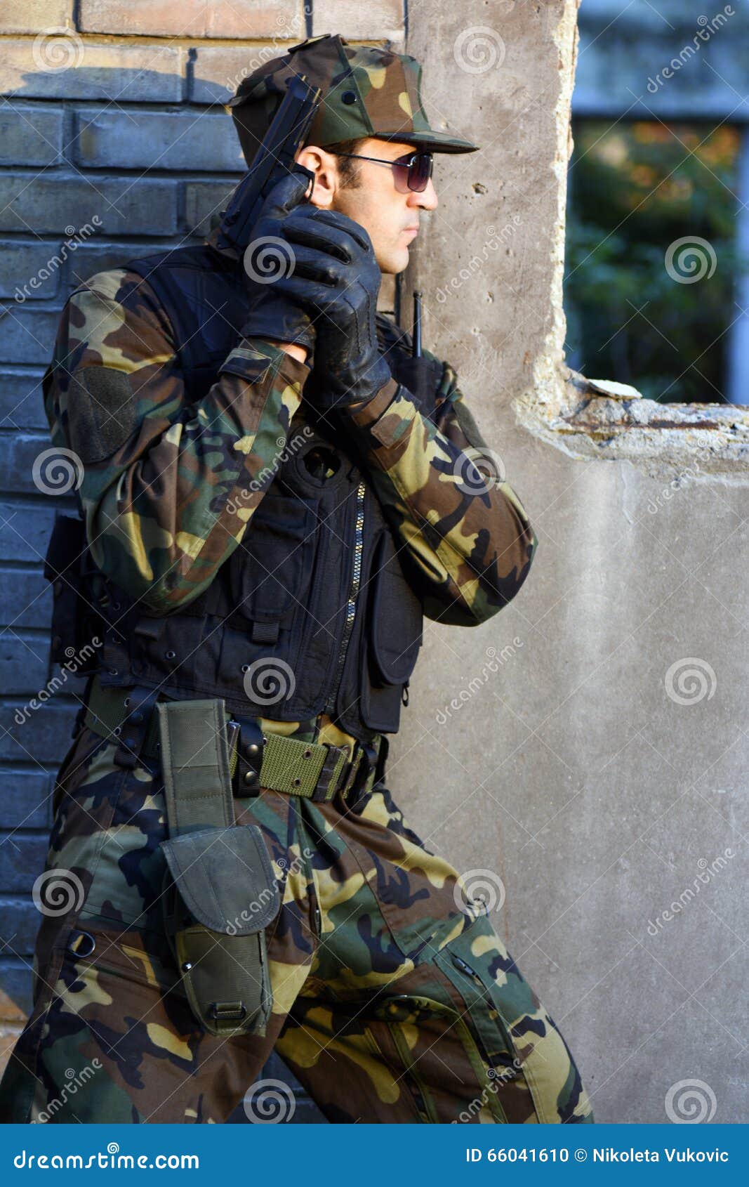 Soldat mit Gewehr stockfoto. Bild von waffe, draussen - 66041610