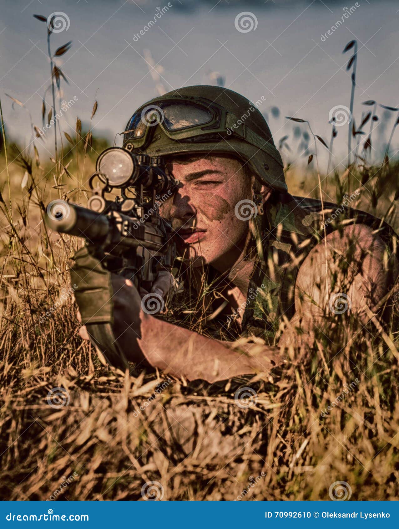 Soldat mit Waffe stockfoto. Bild von militärisch, krieg - 70992610