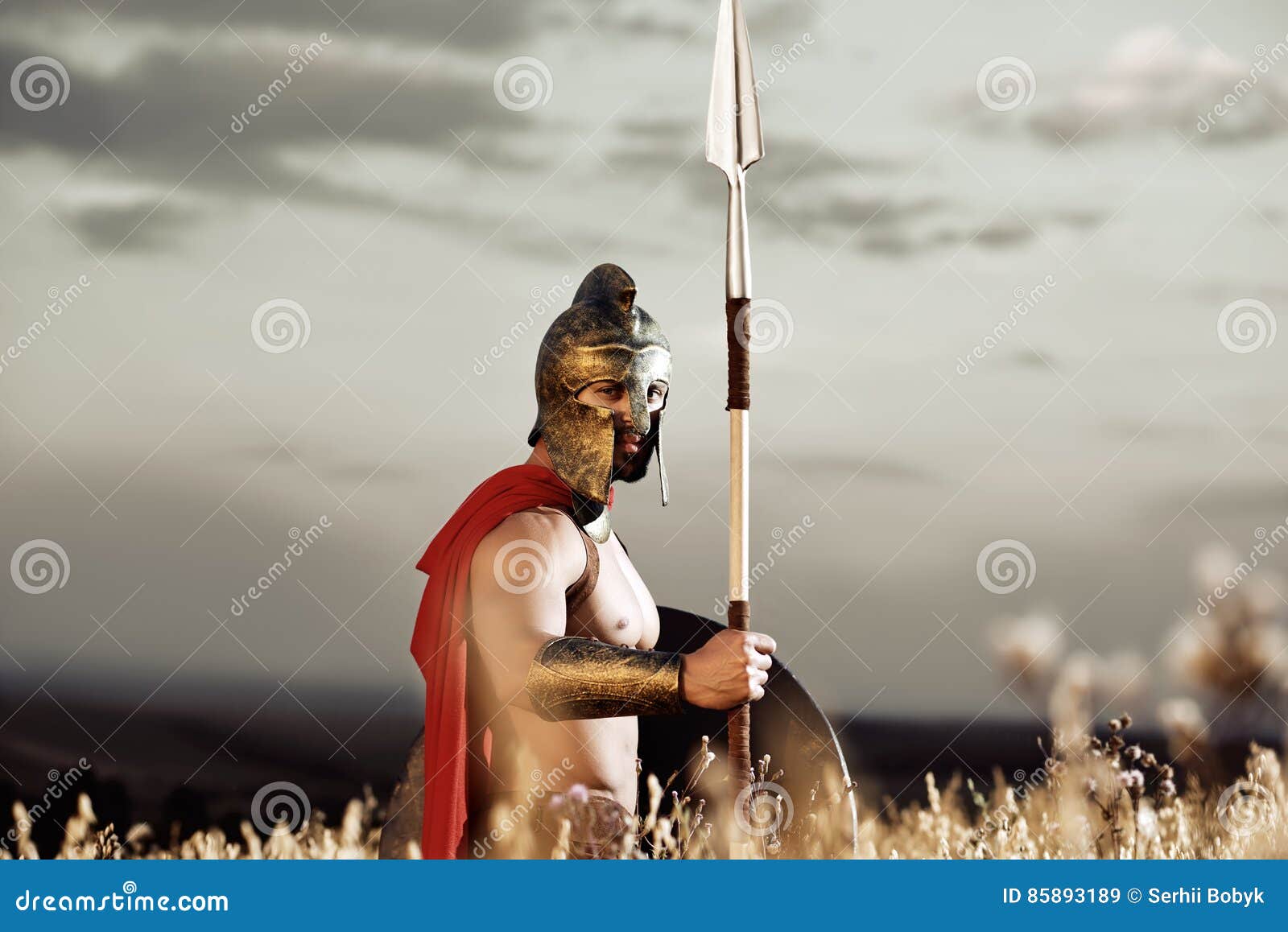 Soldat Sûr Portant Comme Spartiate Image stock - Image du nuages ...