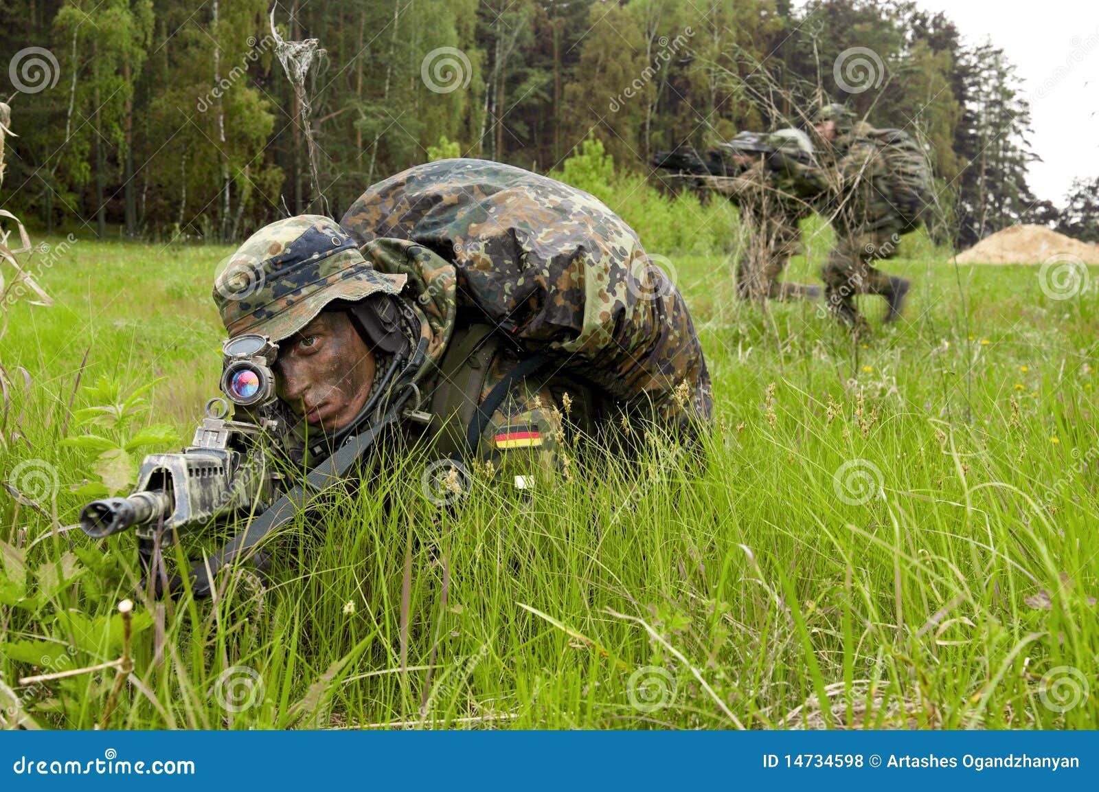 Soldaten Der Bundeswehr Mit Der Waffe. Stockfoto - Bild von tarnung ...