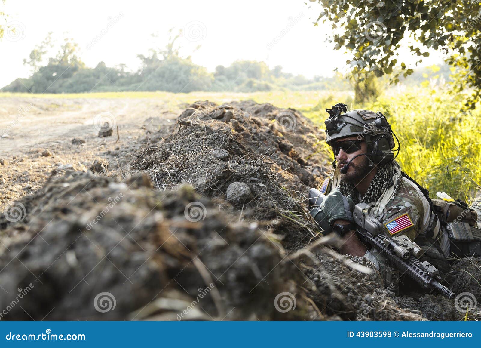 Soldato nelle montagne fotografia stock. Immagine di uomo - 43903598