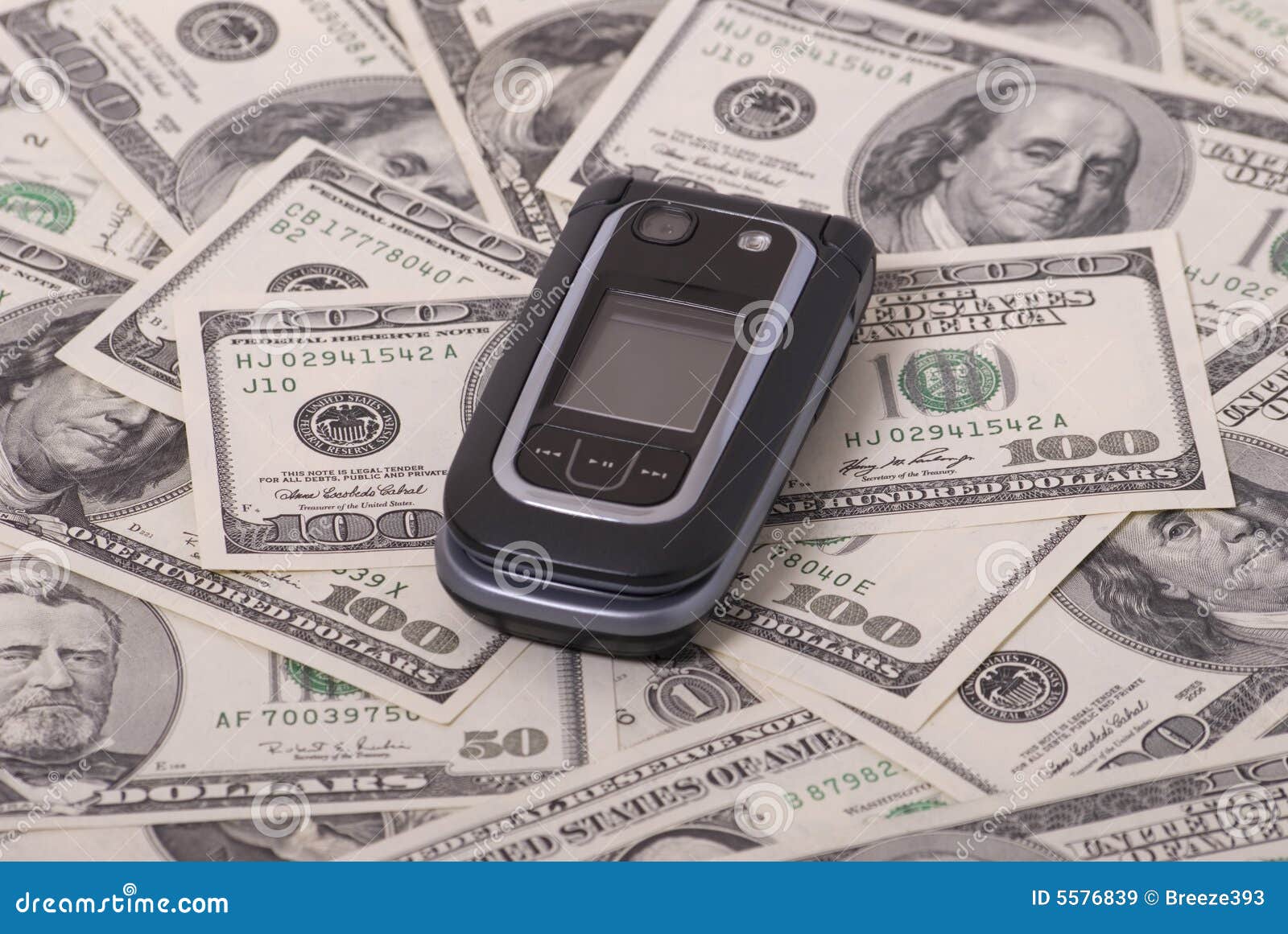 Soldi e telefono mobile immagine stock. Immagine di finanza - 5576839