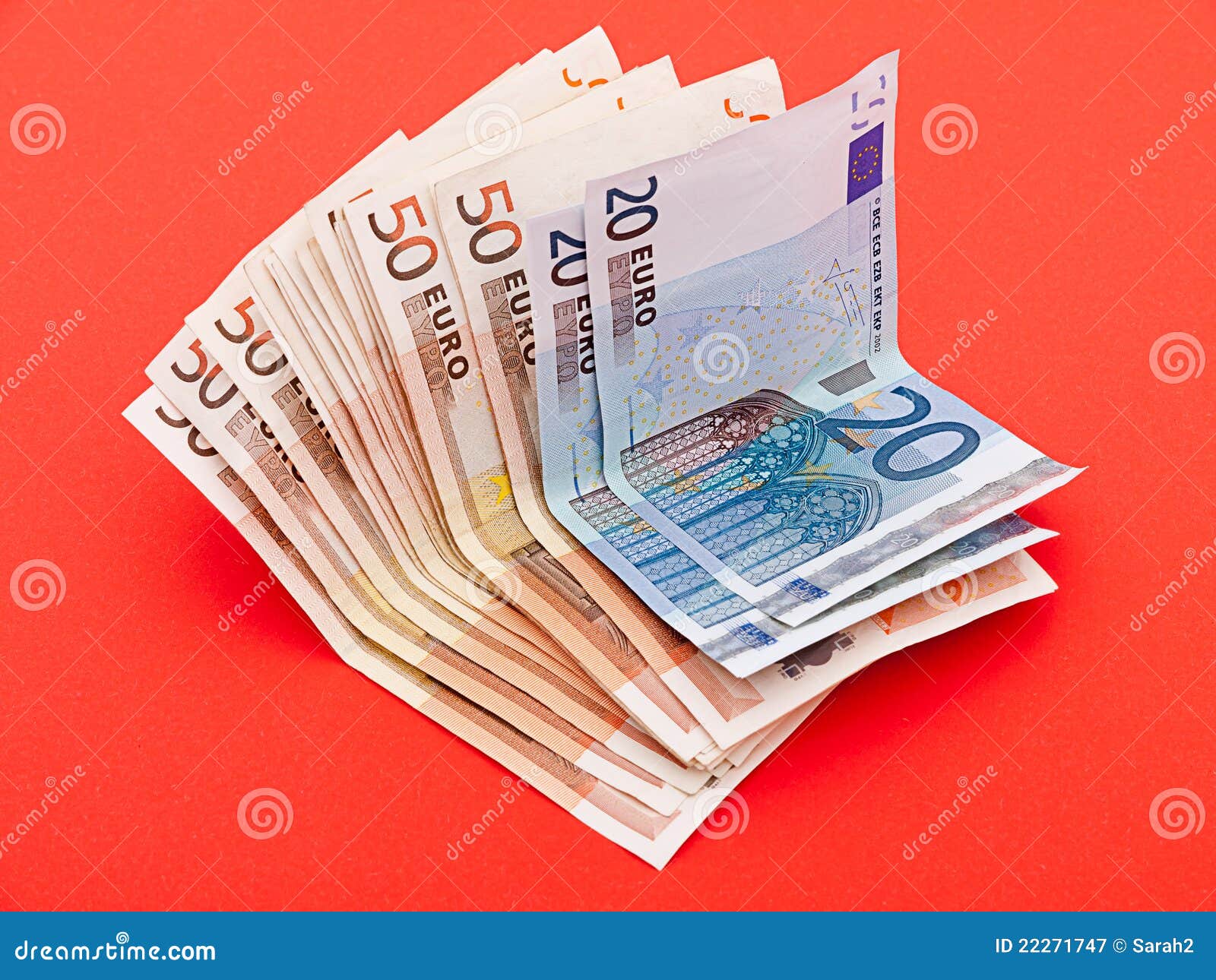 Soldi - Euro Note Sopra Colore Rosso Immagine Stock - Immagine di ...