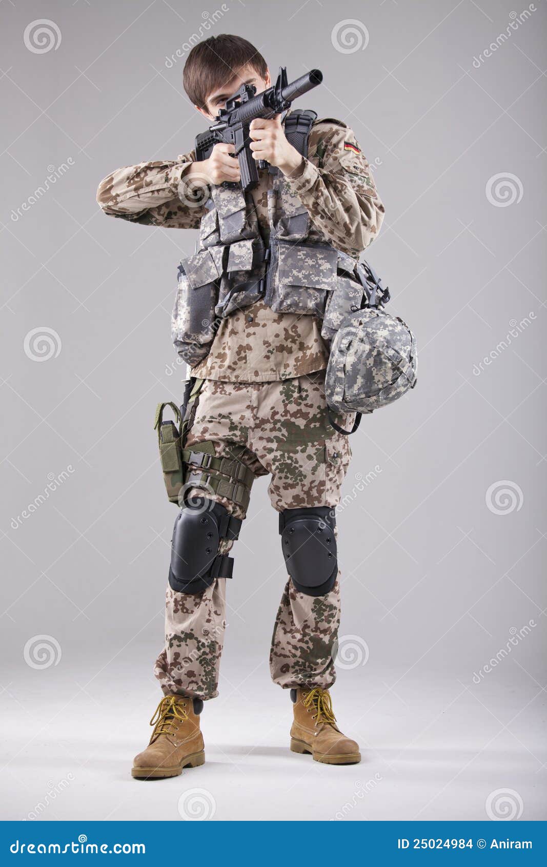 Soldier with machine gun stock photo. Image of shooting - 25024984