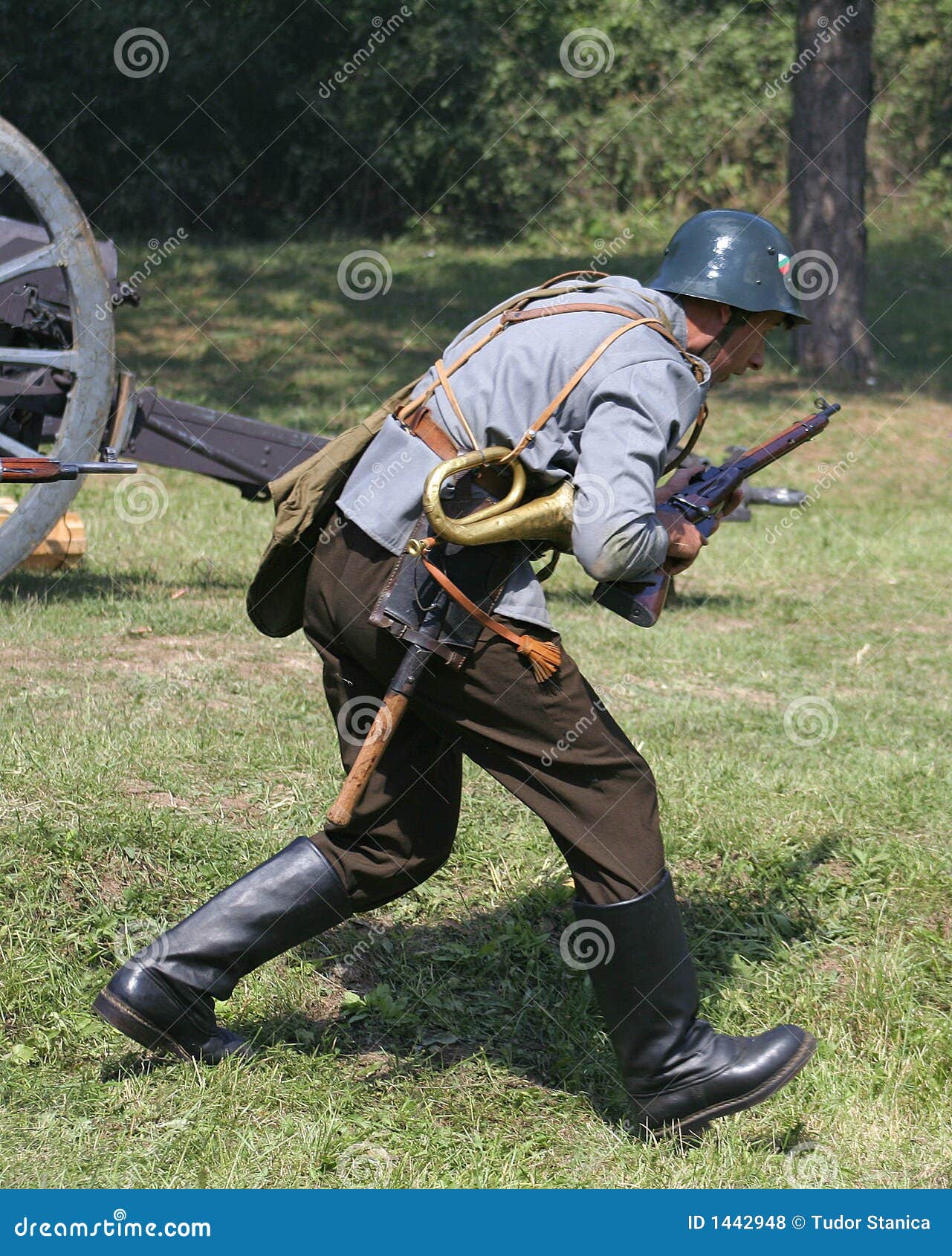 Soldiers In Attack Position X Stock Photo - Image of army, battle: 1442948