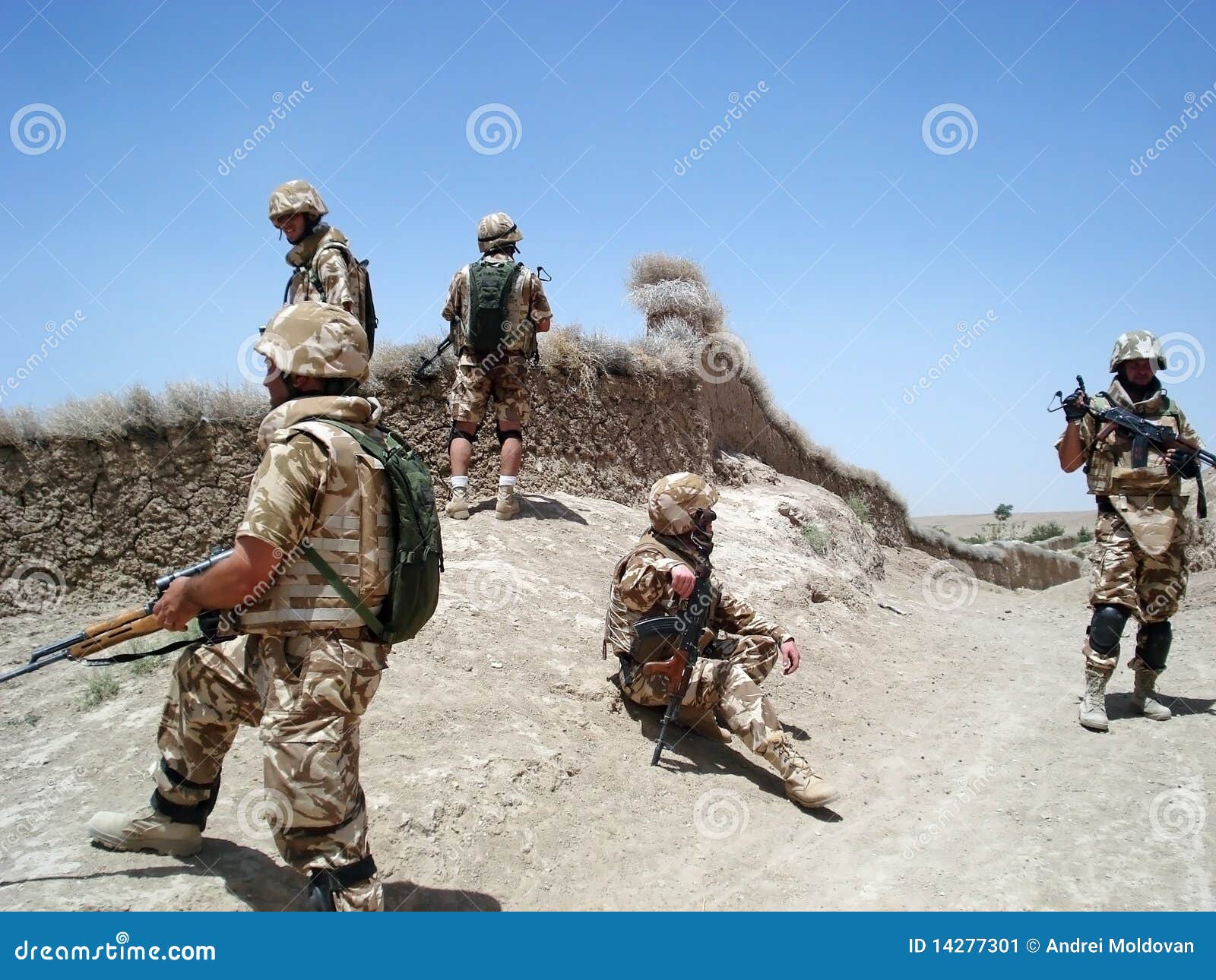 Soldiers clearing the area editorial photo. Image of arms - 14277301