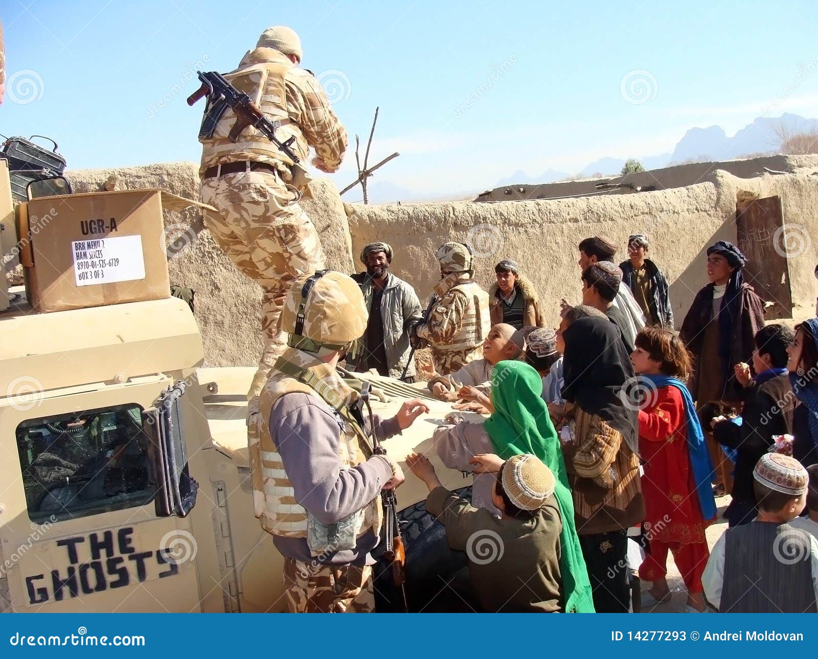 Soldiers giving food editorial stock photo. Image of drinks - 14277293