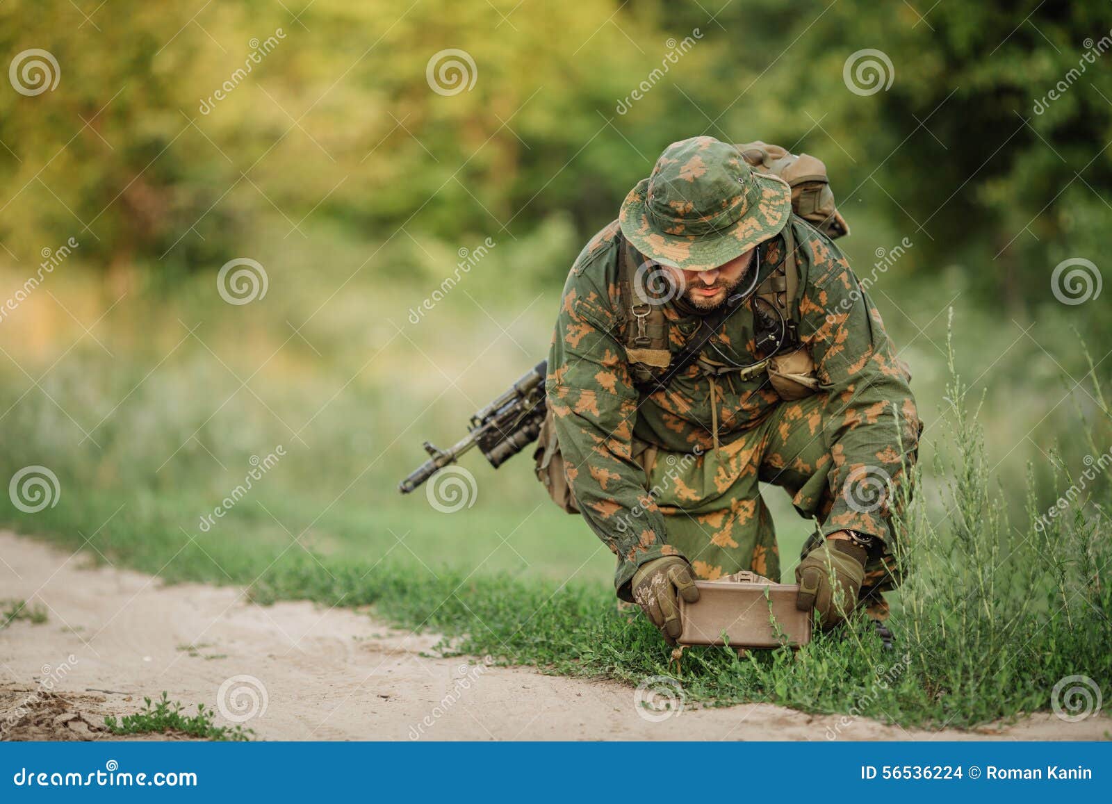 Soldiers Set Mine in the Grass Stock Photo - Image of fight, army: 56536224