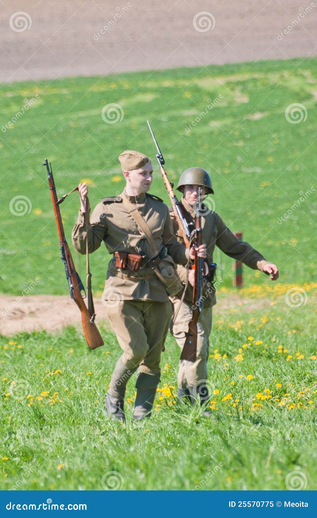Soldiers walk editorial image. Image of grass, rifle - 25570775