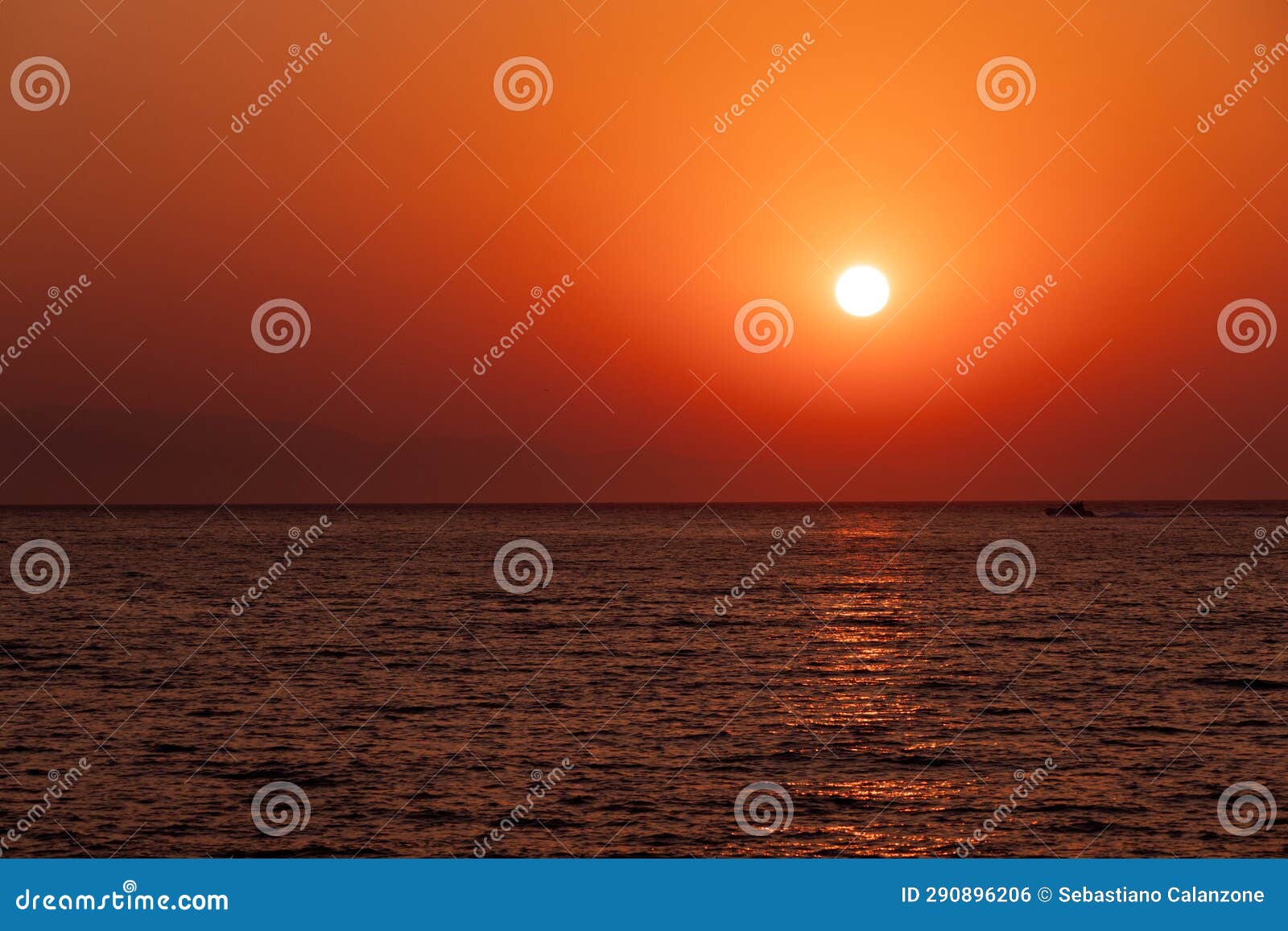 Alba Con Sole Che Sorge Nel Cielo Color Arancio Sul Mare Stock Photo ...
