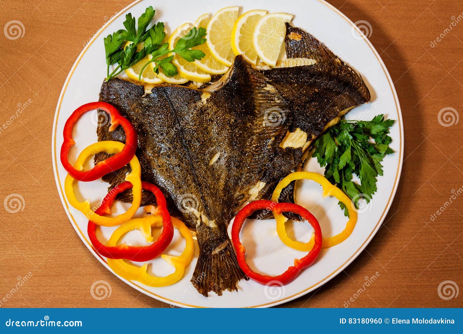 Solha Cozida Com Os Vegetais No Fundo De Madeira Foto de Stock - Imagem ...