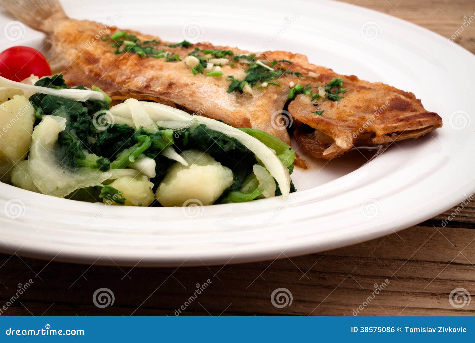 Solha Fritada Com Cebola, Couve Foto de Stock - Imagem de solha, alho ...